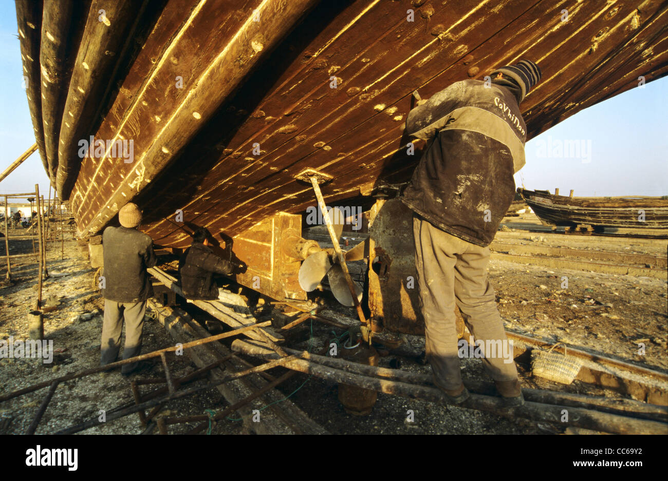 Workers building a Lou Chuan Ship, Lianyungang, Jiangsu , China Stock ...
