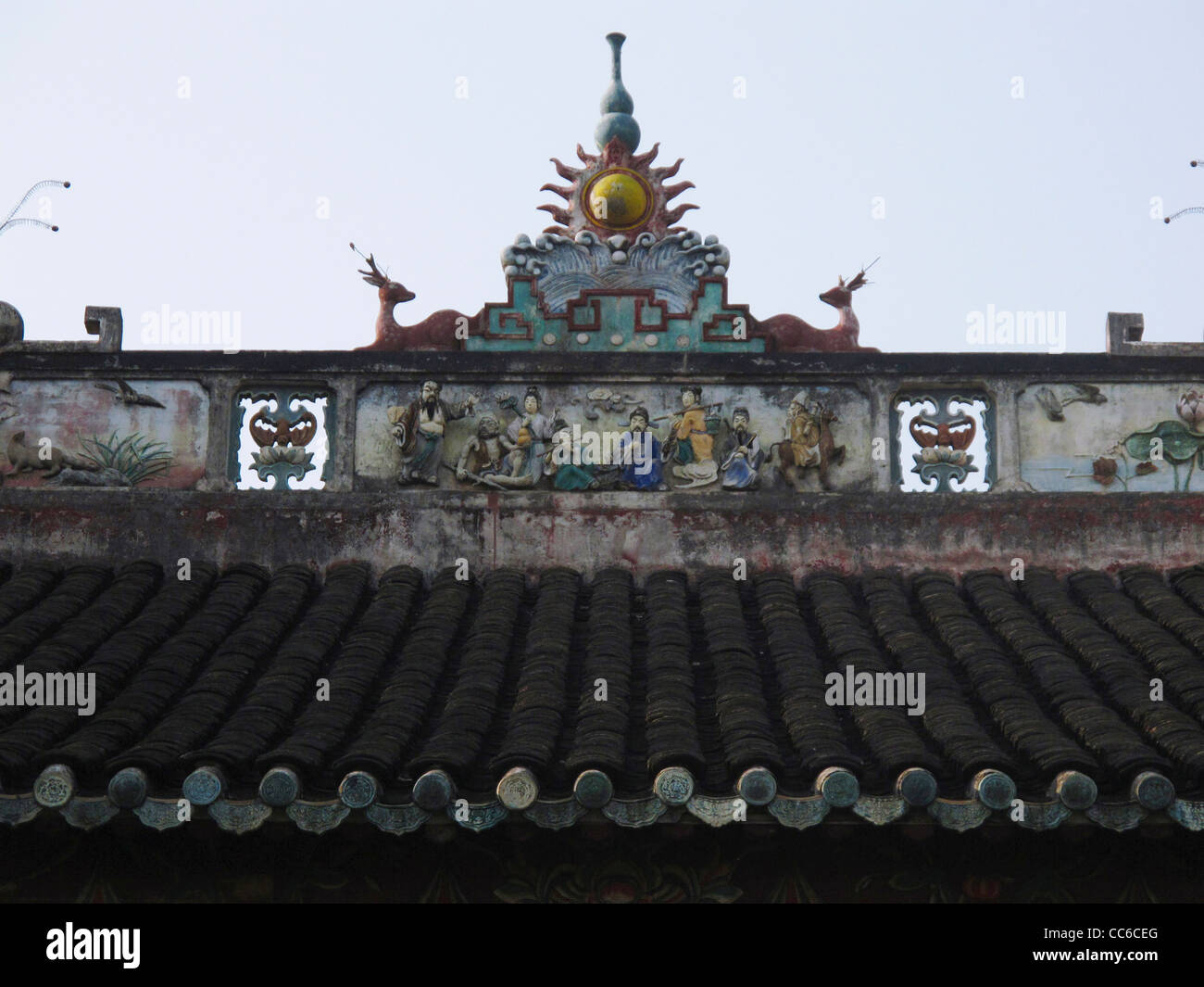 Rooftop statues hi-res stock photography and images - Alamy