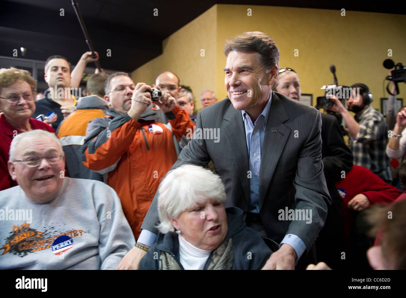 Texas Governor Rick Perry campaigns in the Iowa caucuses for the ...