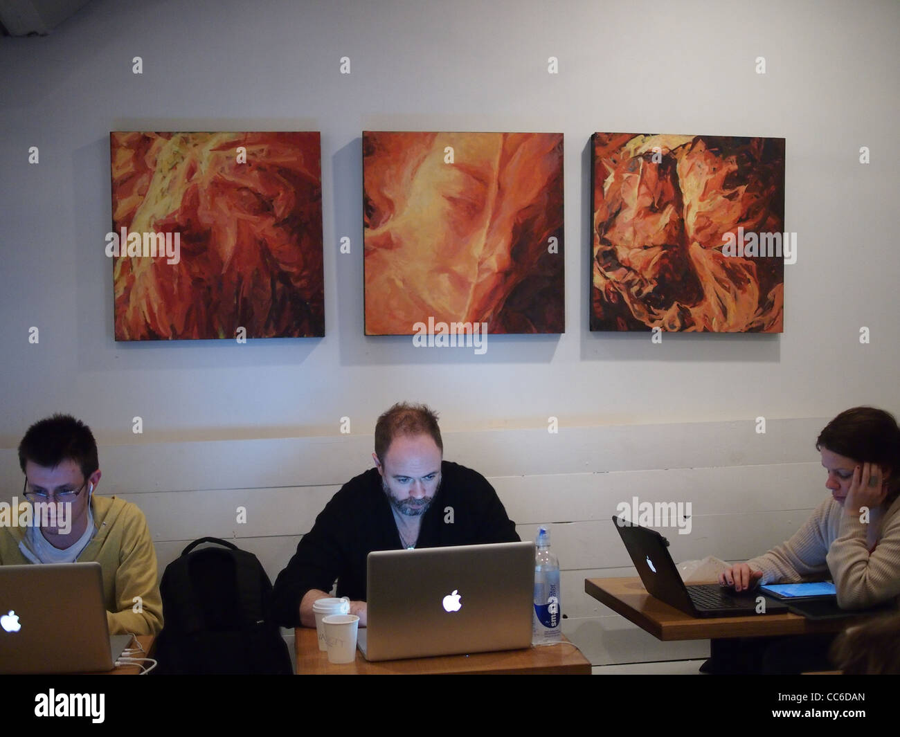 Internet cafe hi-res stock photography and images - Alamy