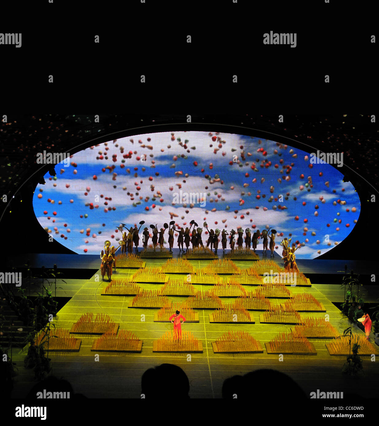 Traditional dance performance, Beijing, China Stock Photo - Alamy