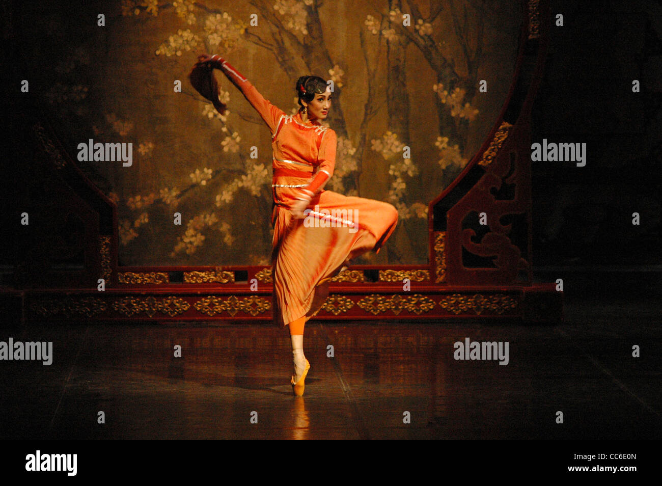 Classical chinese dancing hi-res stock photography and images - Alamy