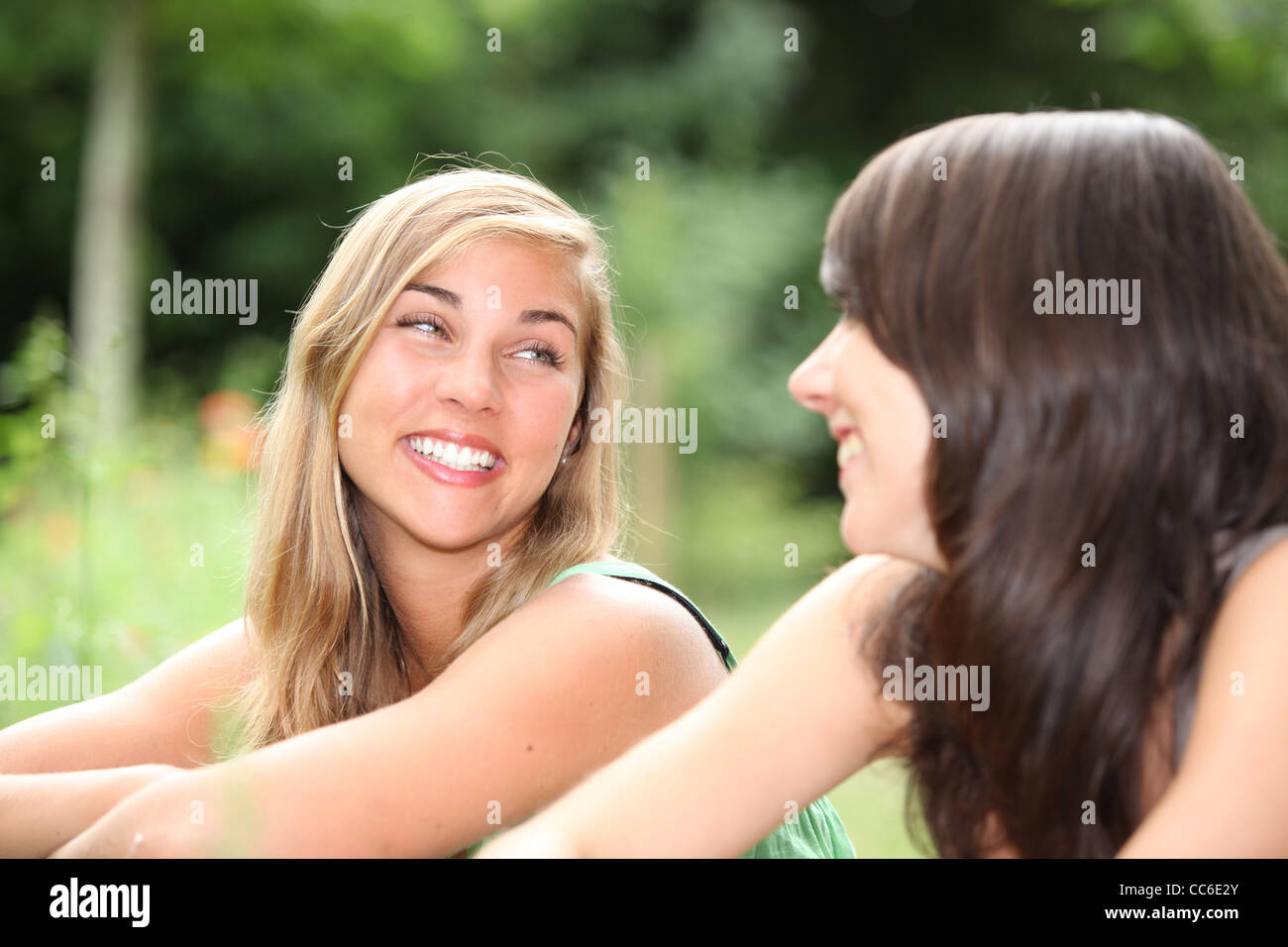Teen close friends sitting and laughing hi-res stock photography and ...