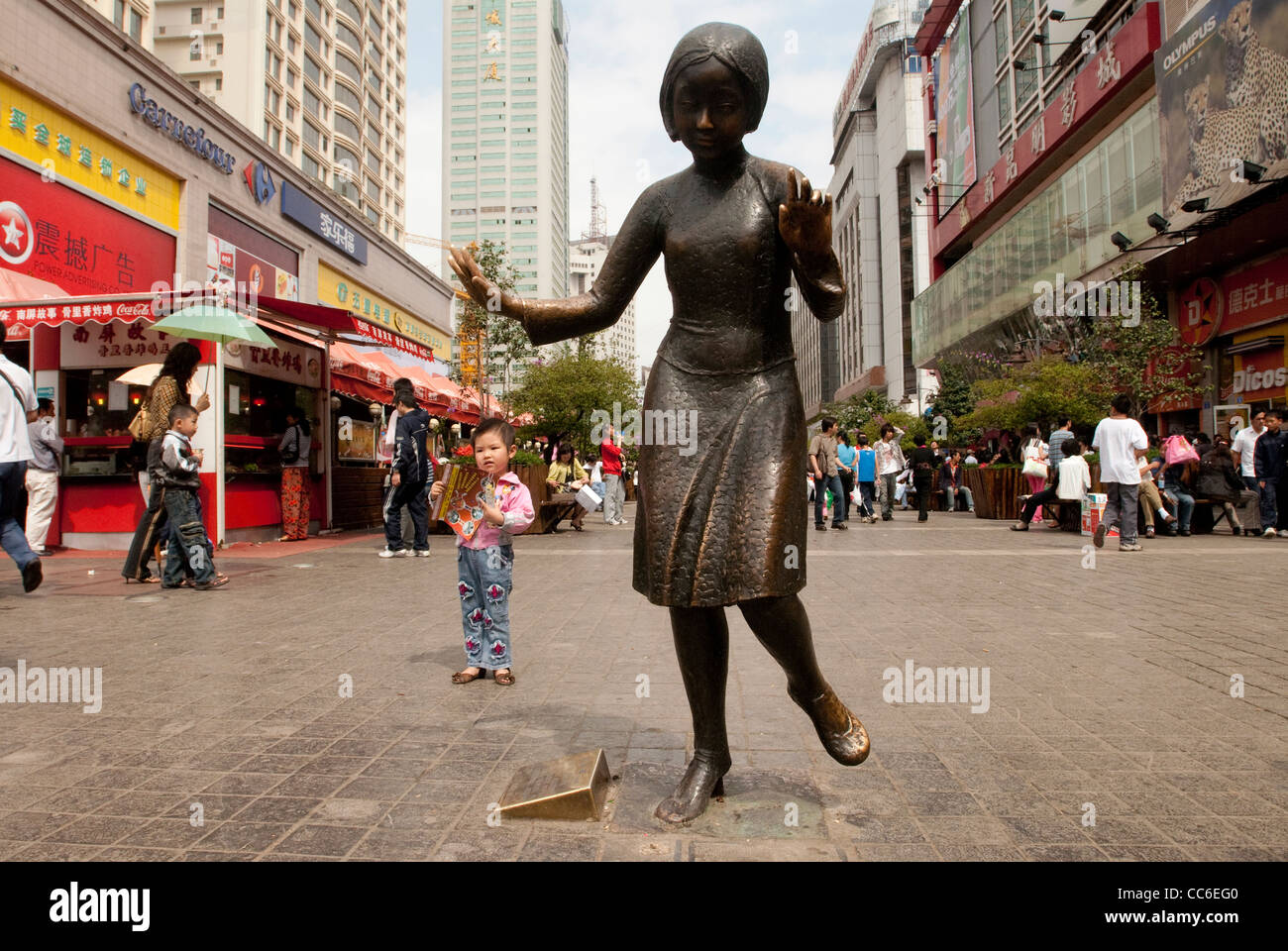 Bronze statue at Nanping Pedestrian Street, Kunming, Yunnan , China ...