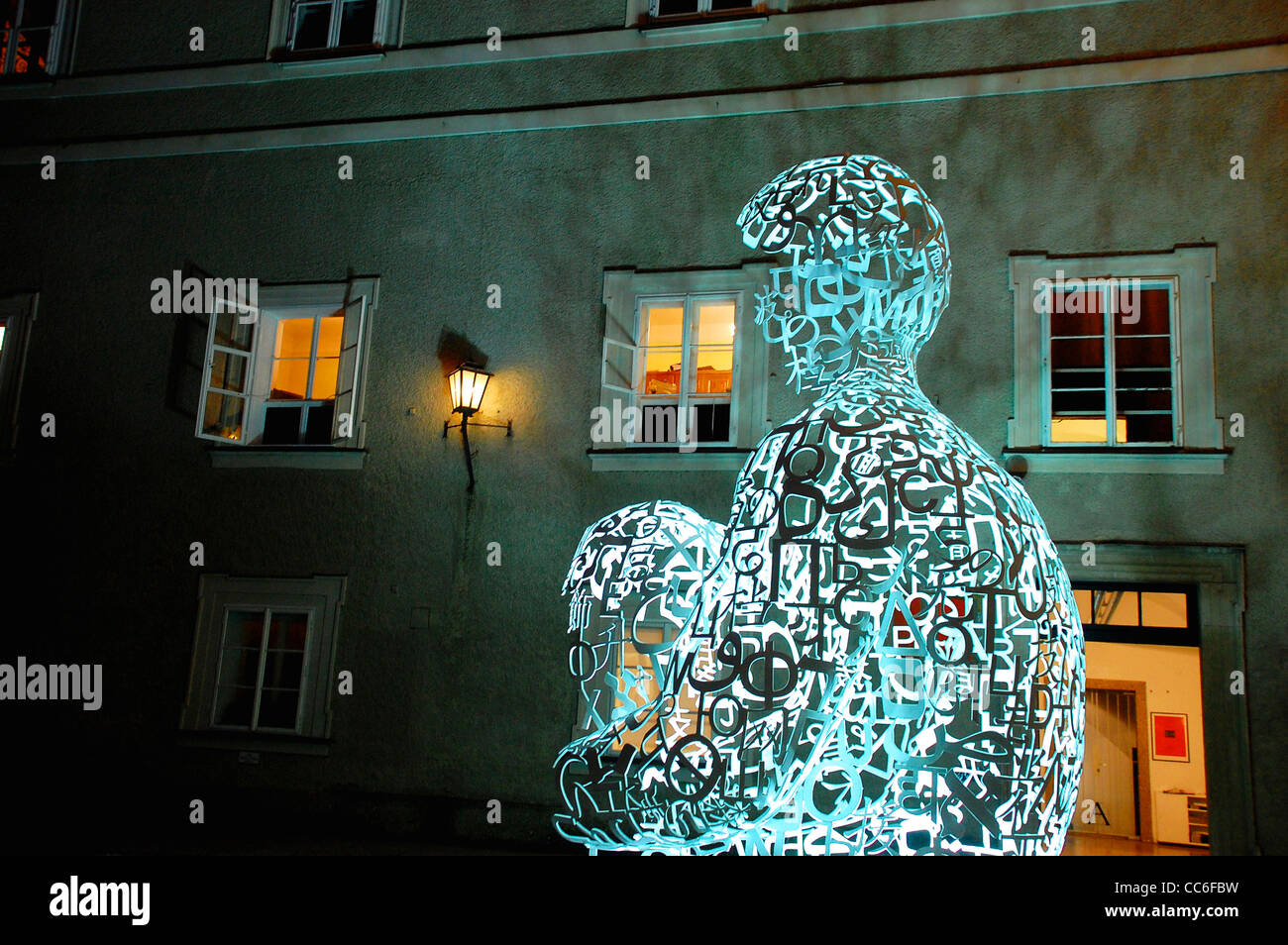 Contemporary statue hi-res stock photography and images - Alamy