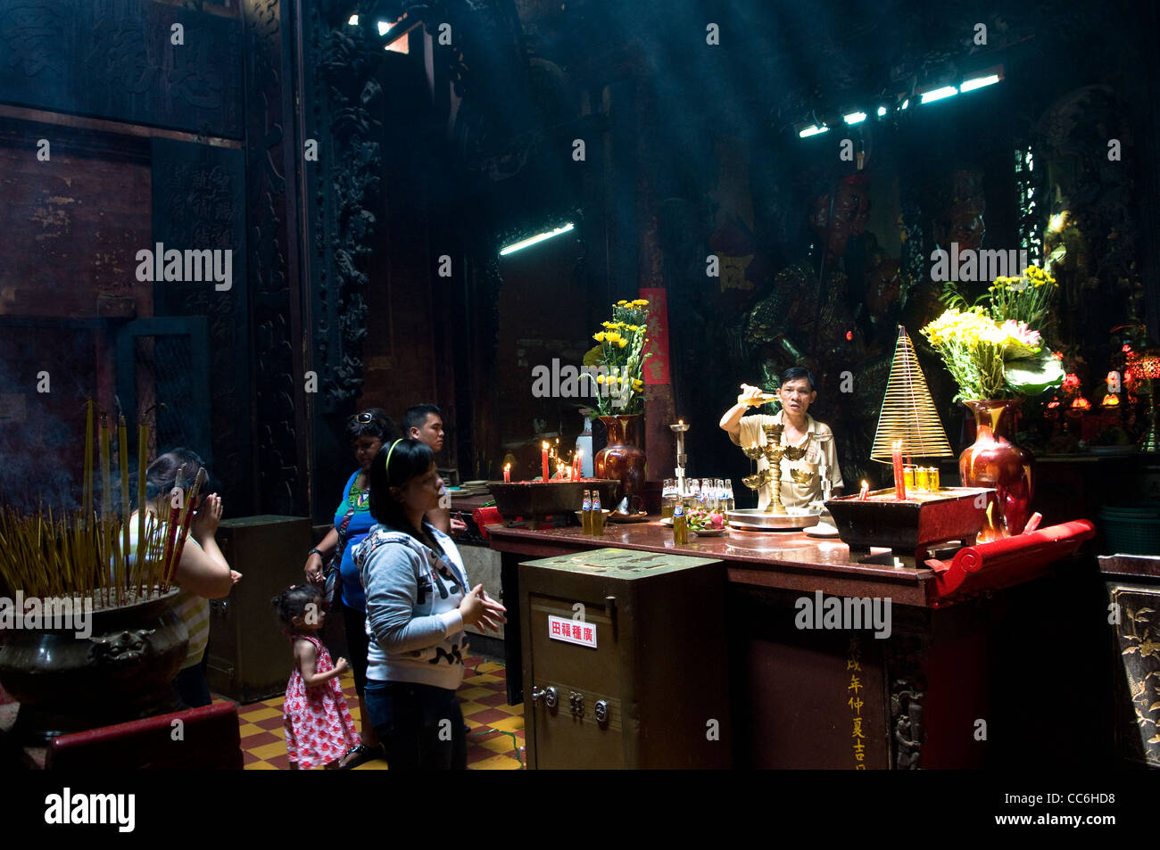 Prayers in a Chinese Taoist temple in Saigon Stock Photo - Alamy