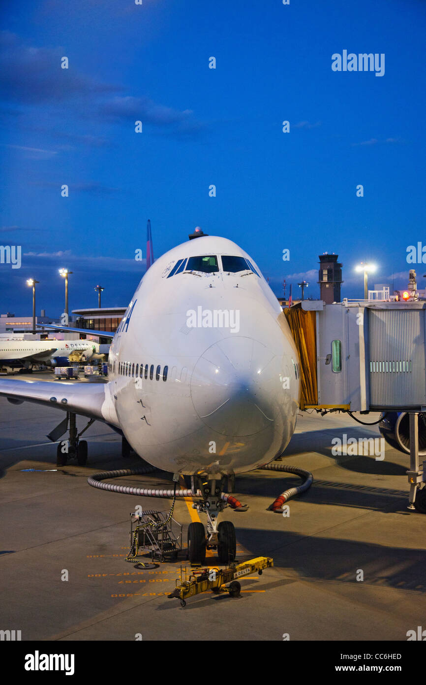 747 aircraft gate narita airport tokyo hi-res stock photography and ...