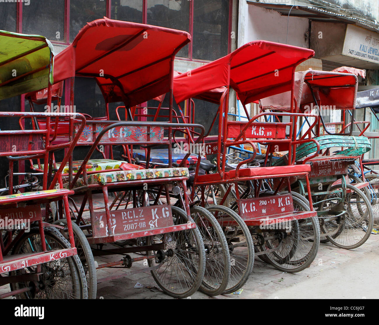 Rickshaws hi-res stock photography and images - Alamy