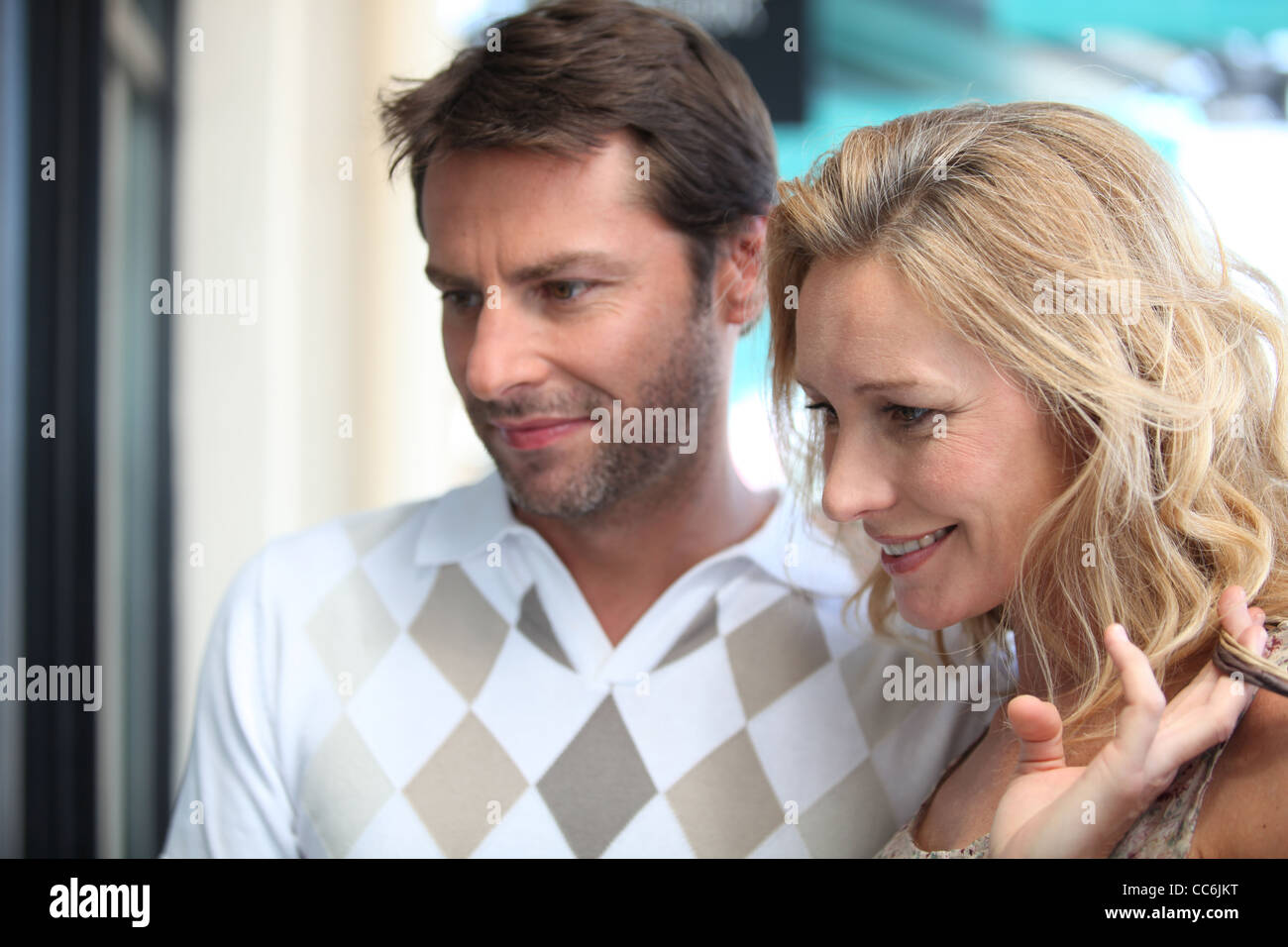 Couple window shopping Stock Photo - Alamy