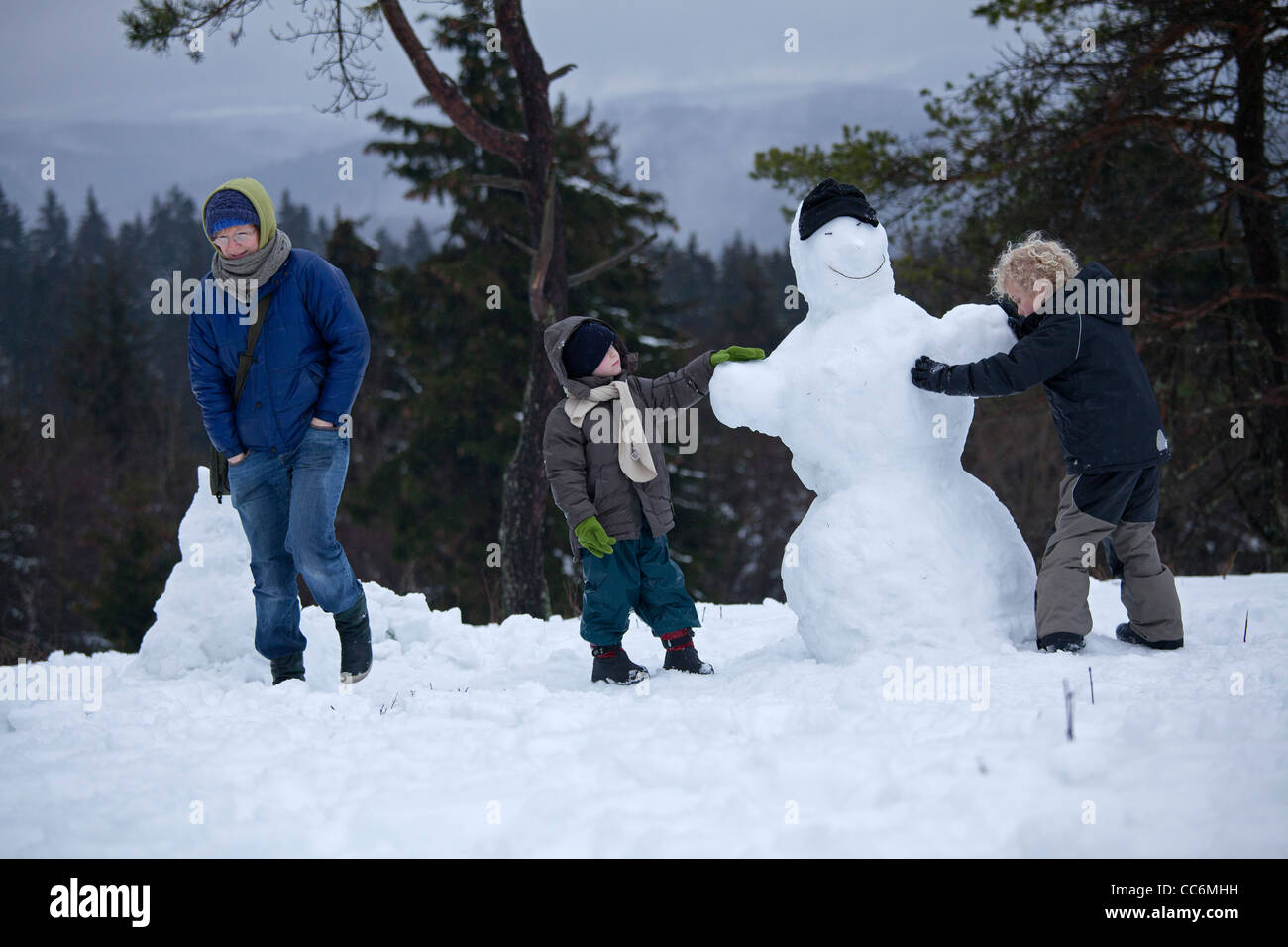 Snowman child kid winterberg family hi-res stock photography and images ...