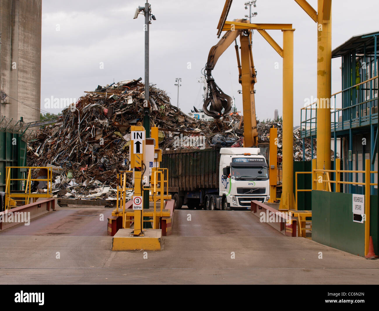 Grab lorry hi-res stock photography and images - Alamy