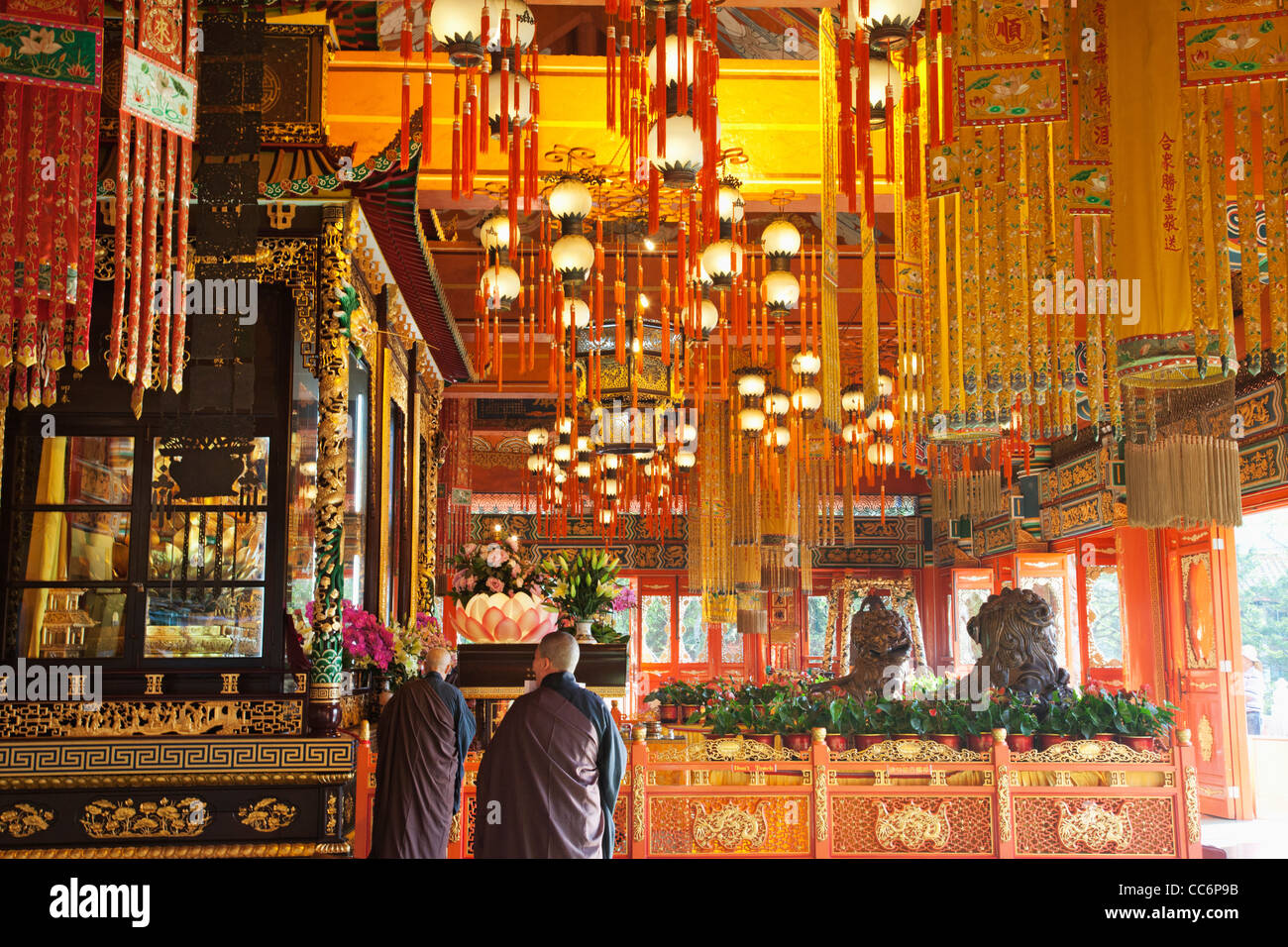 Monk po lin monastery hi-res stock photography and images - Alamy