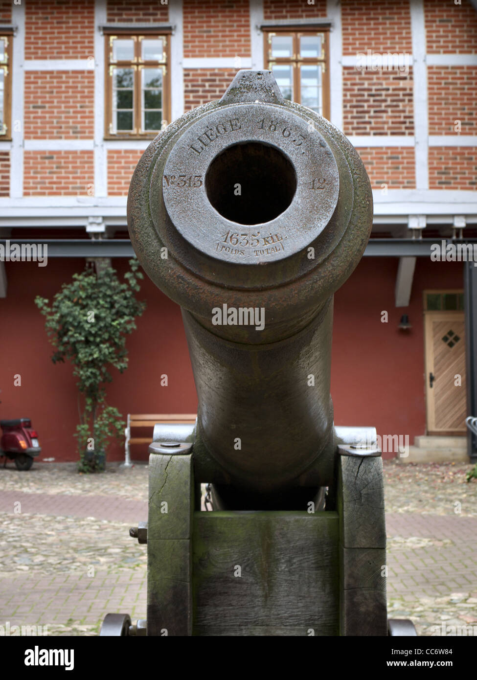 Cannon on the court of Winsen Castle, Winsen Luhe, Germany Stock Photo ...