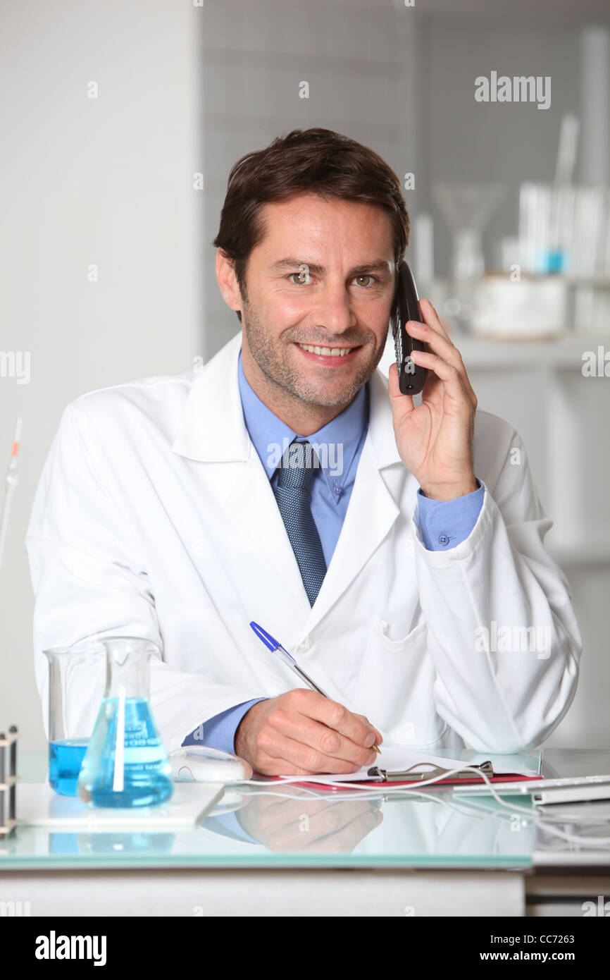 Laboratory technician on the telephone Stock Photo - Alamy