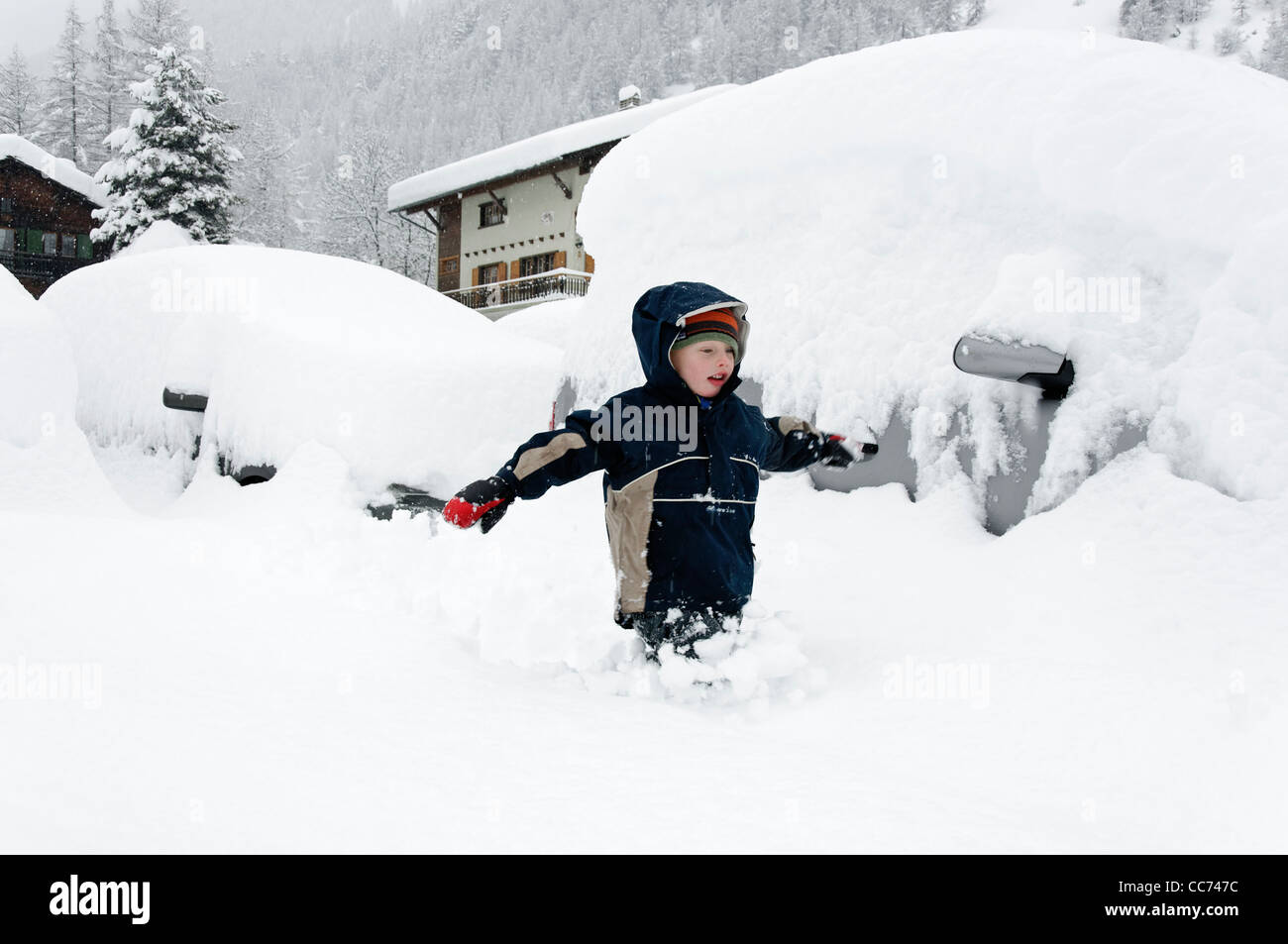 Cars buried in snow in hi-res stock photography and images - Alamy