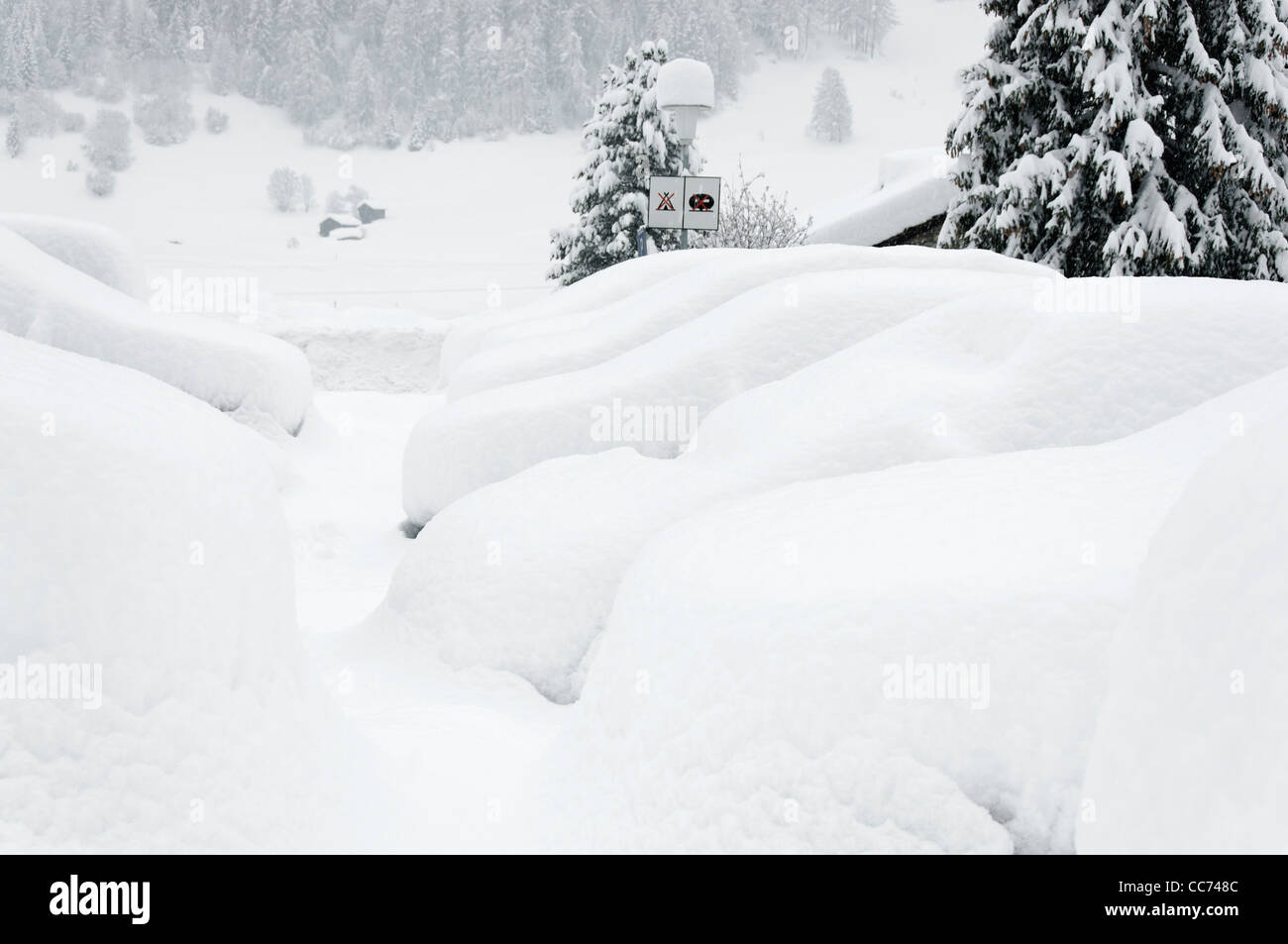 Cars in a car park covered in very deep snow Stock Photo - Alamy