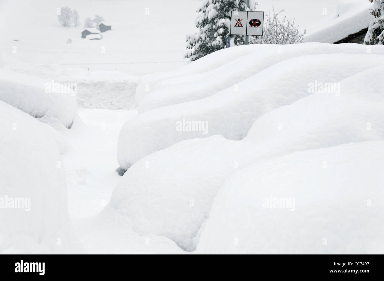 Cars in a car park covered in very deep snow Stock Photo - Alamy