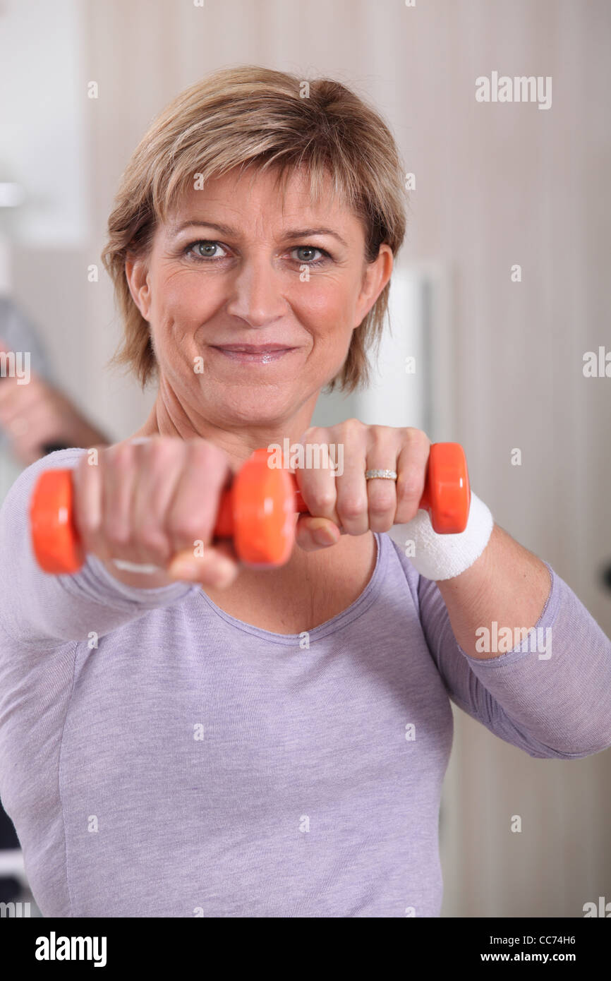 Woman working out at the gym Stock Photo - Alamy