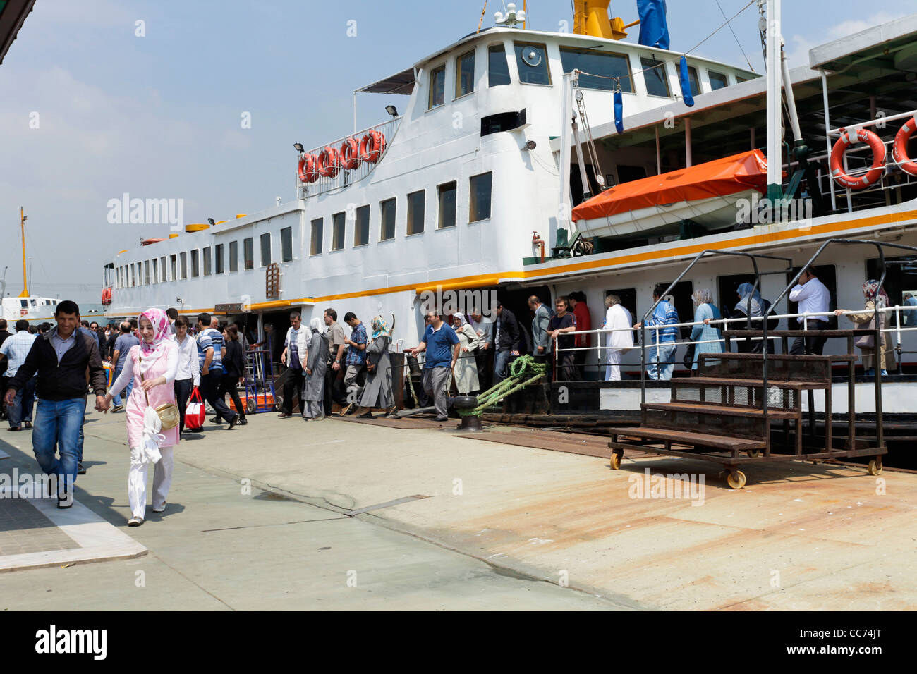 People disembark from boat hi-res stock photography and images - Alamy