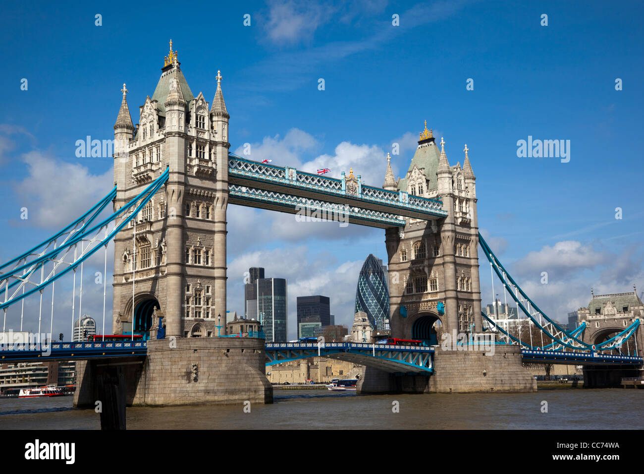 City of london blue sky hi-res stock photography and images - Alamy
