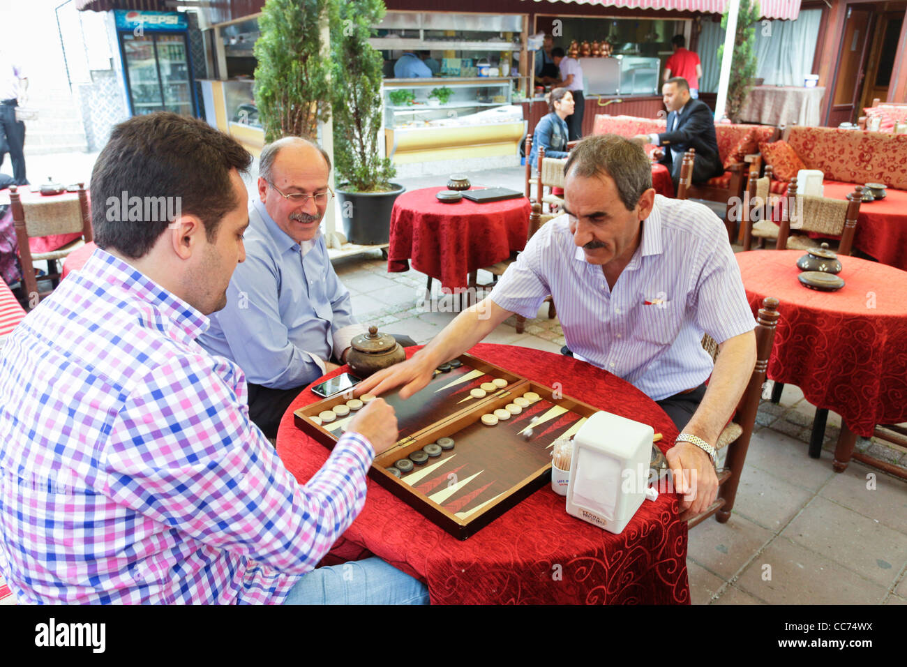 Istanbul, Turkey. Men playing backgammon Stock Photo - Alamy