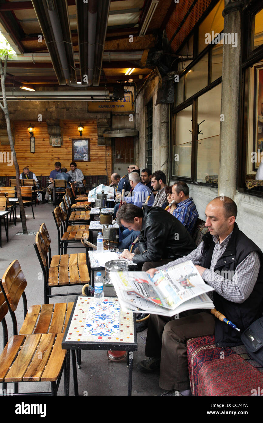 Istanbul, Turkey. Old local hookah bar Stock Photo - Alamy