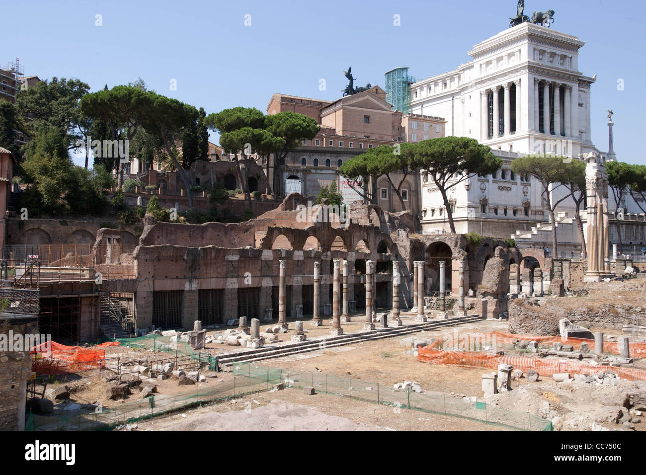 Ruined roman sculptures hi-res stock photography and images - Alamy