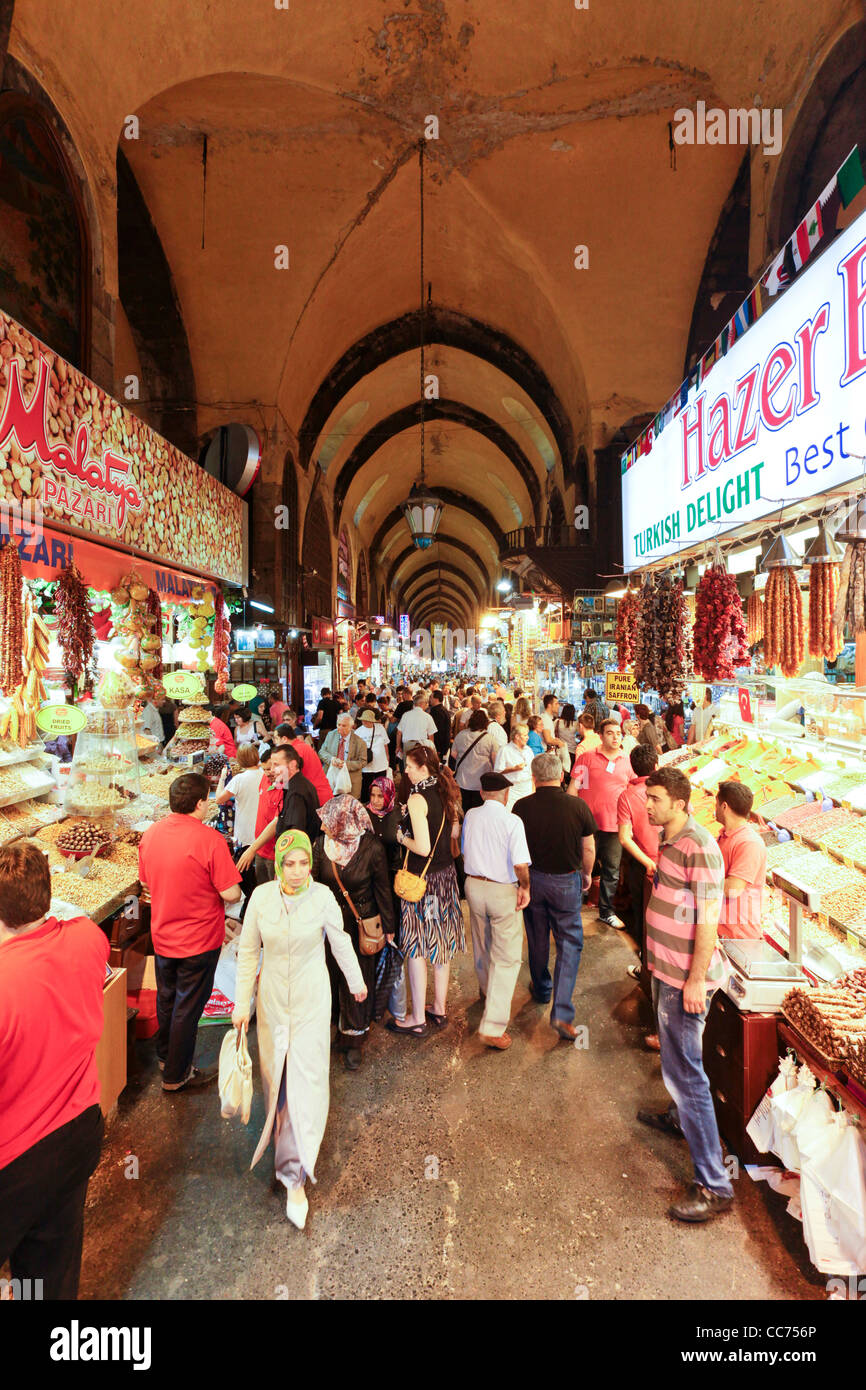 Istanbul grand bazaar woman hi-res stock photography and images - Alamy