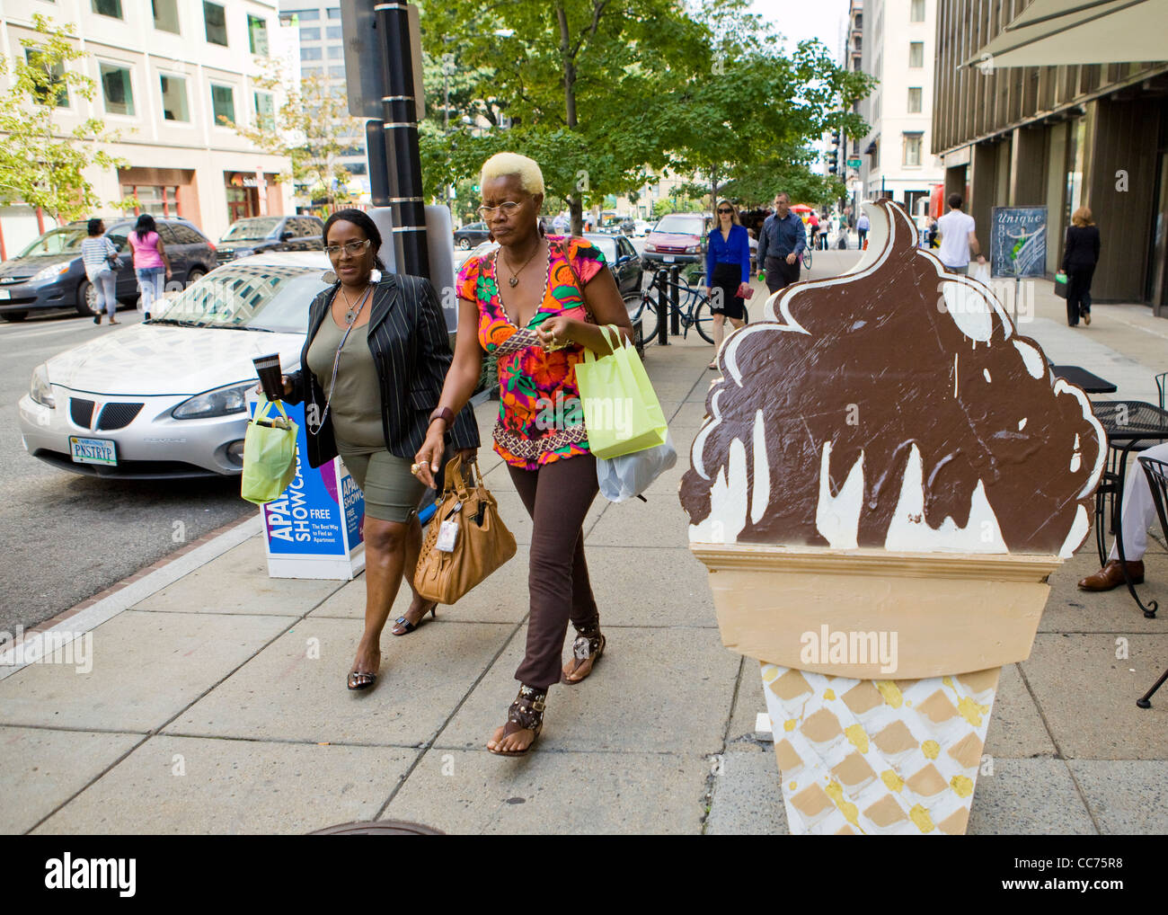 Large ice cream cone hi-res stock photography and images - Alamy