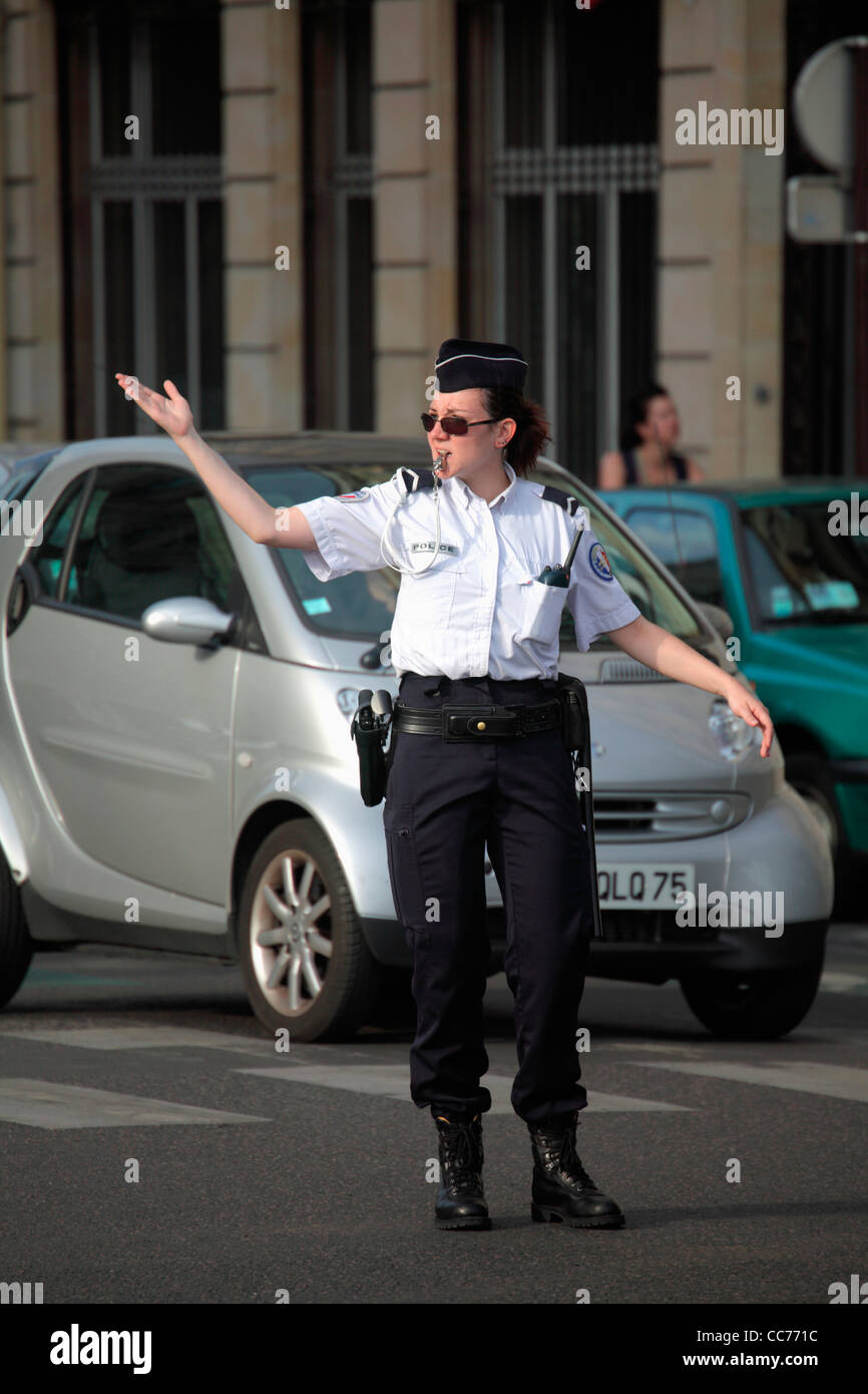 France paris female police officer hi-res stock photography and images ...