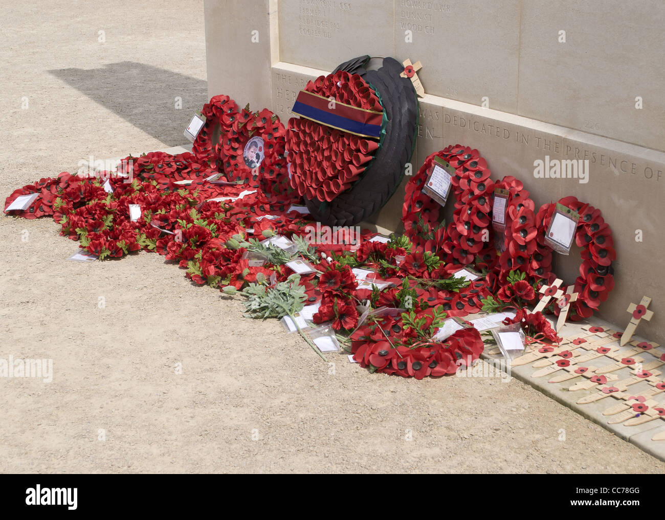 Poppy reefs layed at the base of a war memorial Stock Photo - Alamy