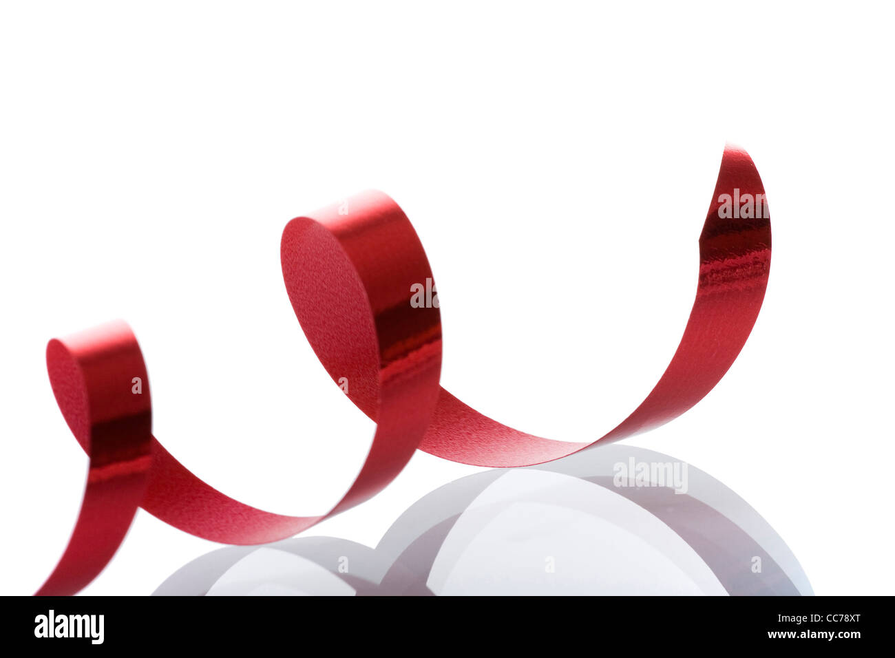 Red ribbon bow loop hi-res stock photography and images - Alamy