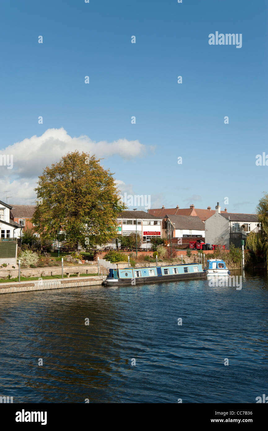 A view across the River Avon, Bidford-on-Avon, Warwickshire, England ...