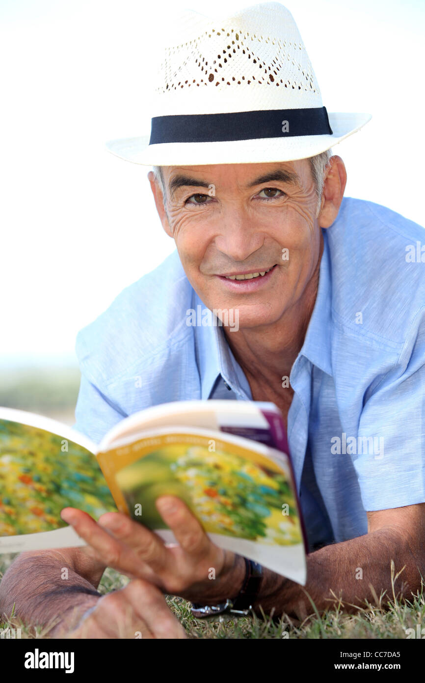 old man reading a book Stock Photo - Alamy