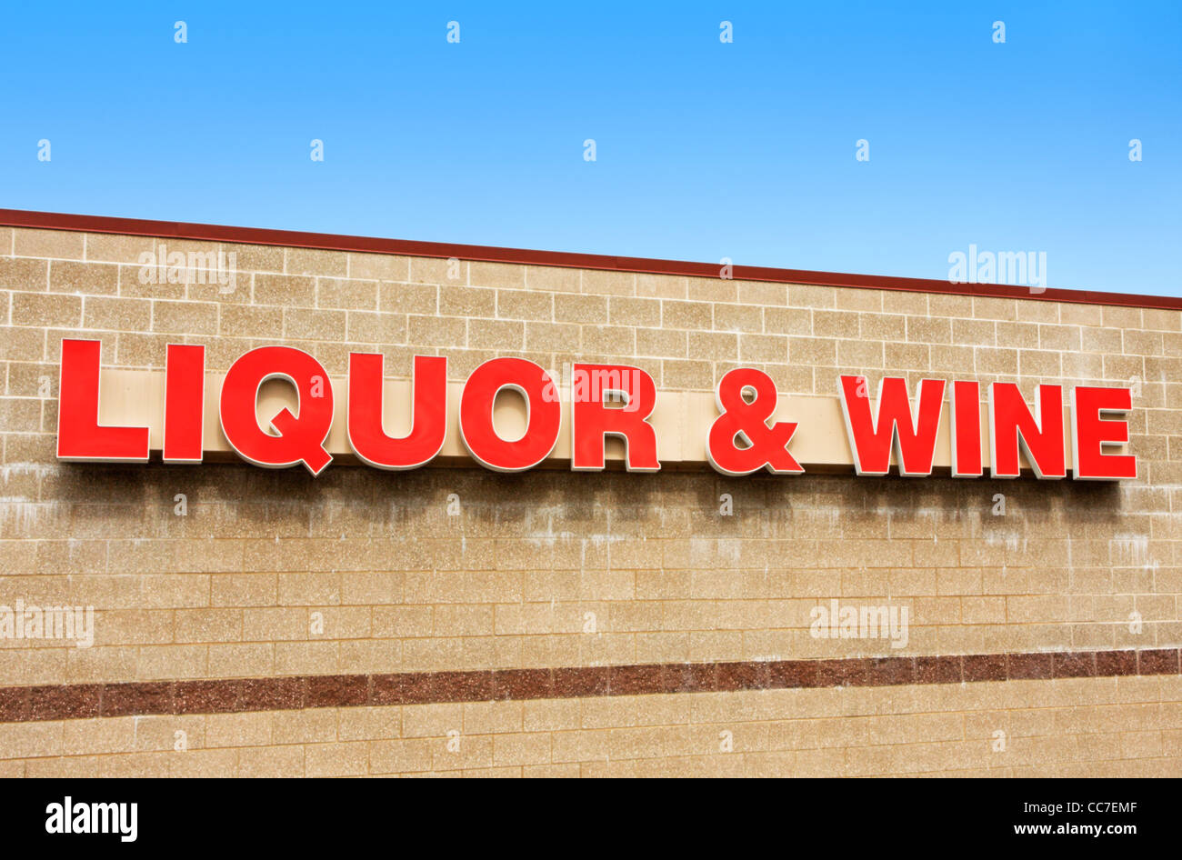Wine store sign hi-res stock photography and images - Alamy