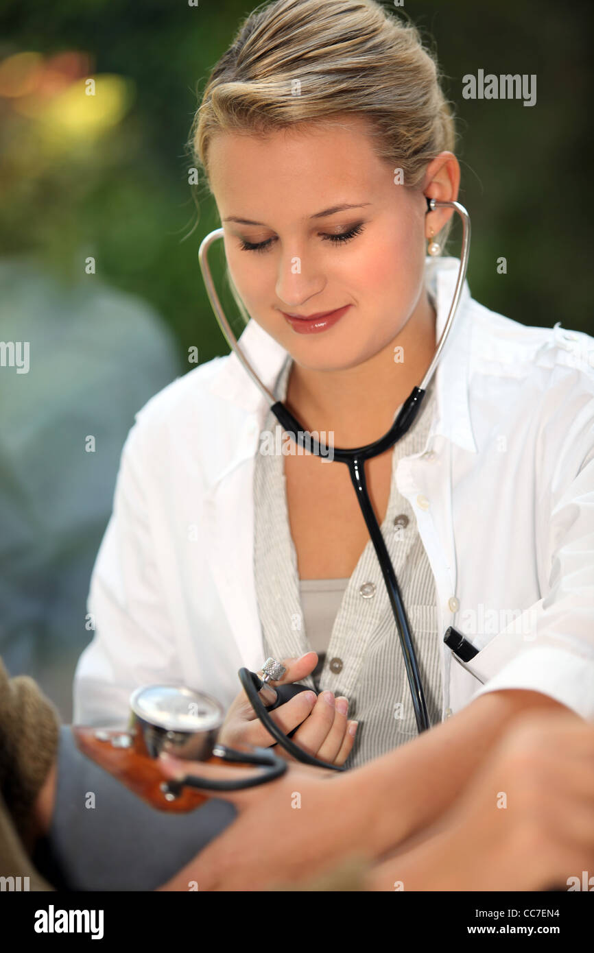 Female doctor home visiting patient Stock Photo - Alamy