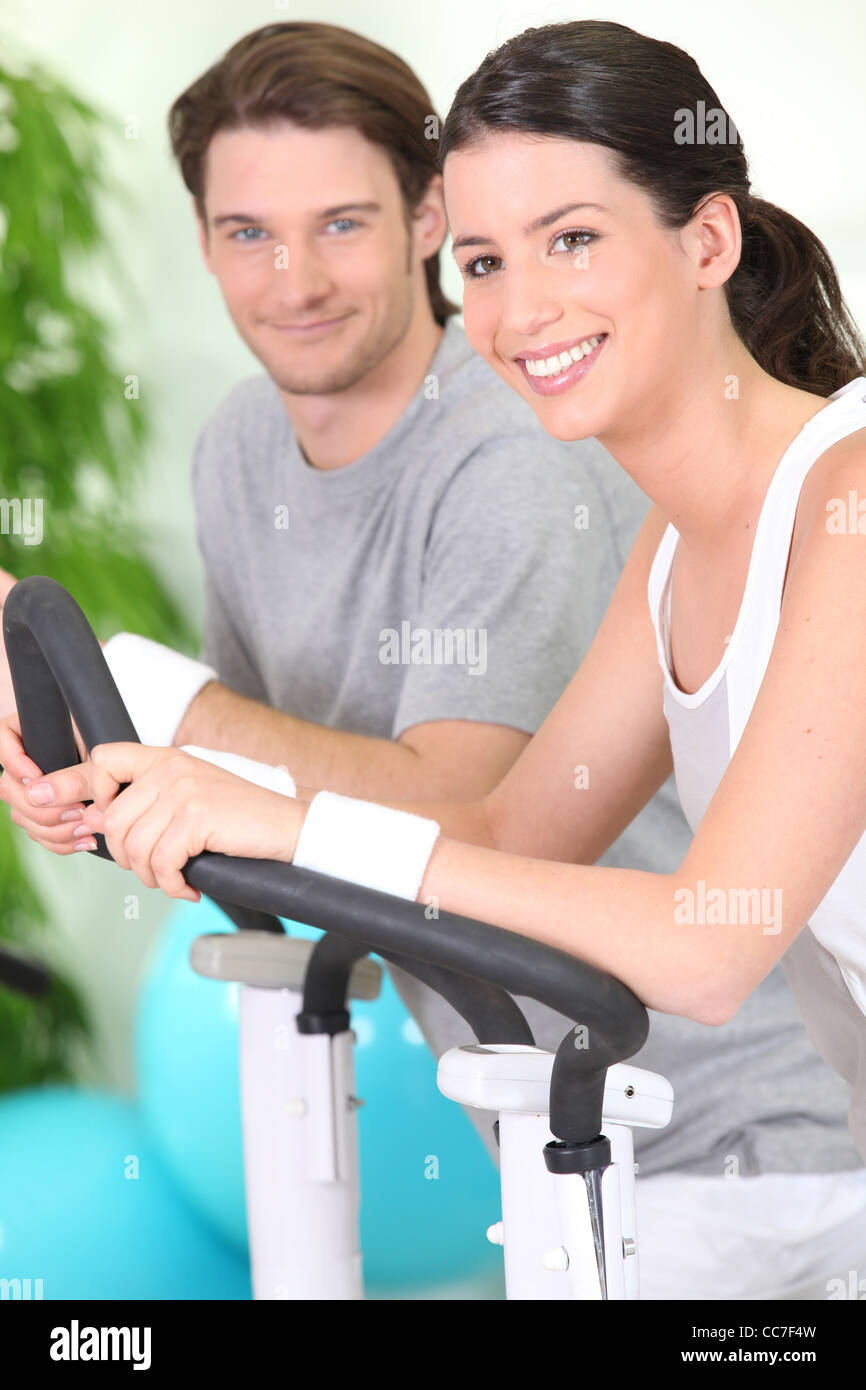 Couple working out together at the gym Stock Photo - Alamy