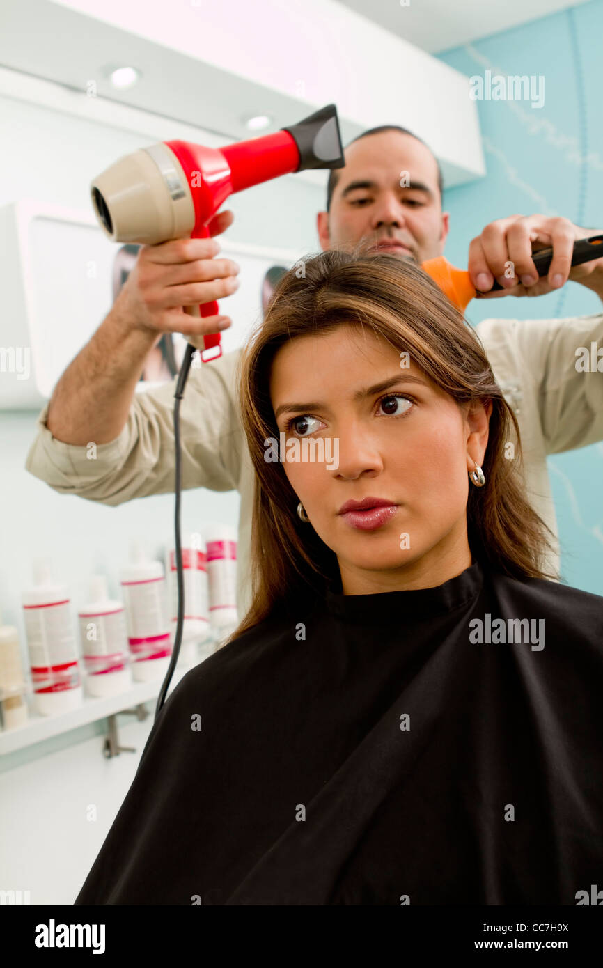 Hispanic woman in beauty salon Stock Photo - Alamy