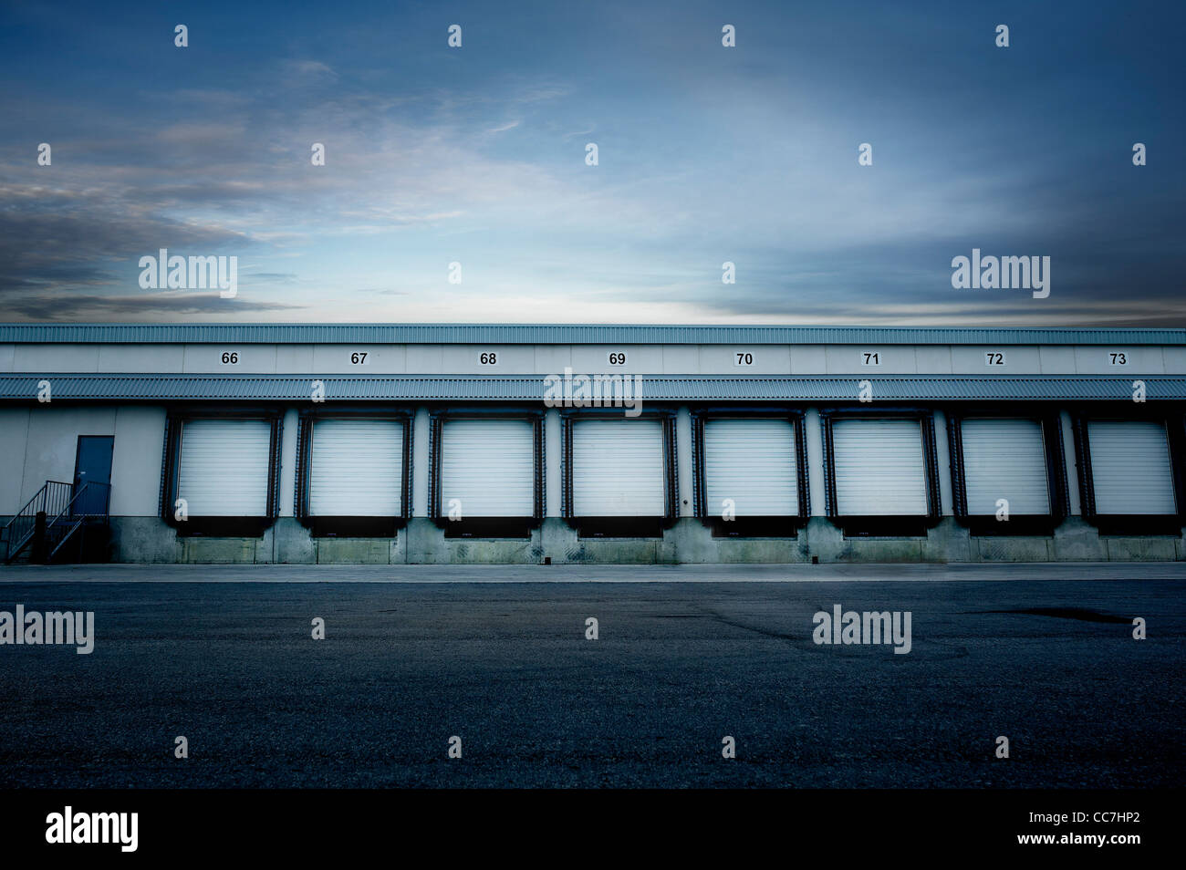 Empty loading dock abandoned hi-res stock photography and images - Alamy