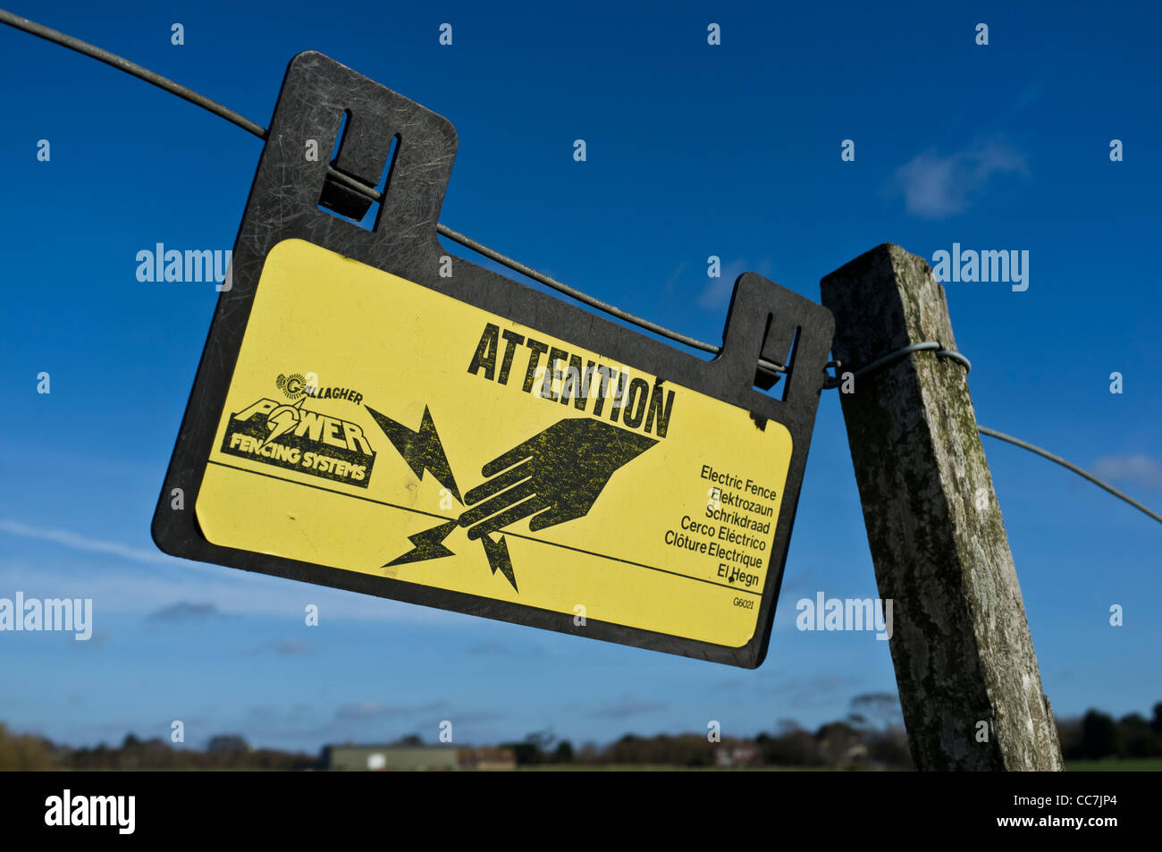 Electric fence warning sign hi-res stock photography and images - Alamy