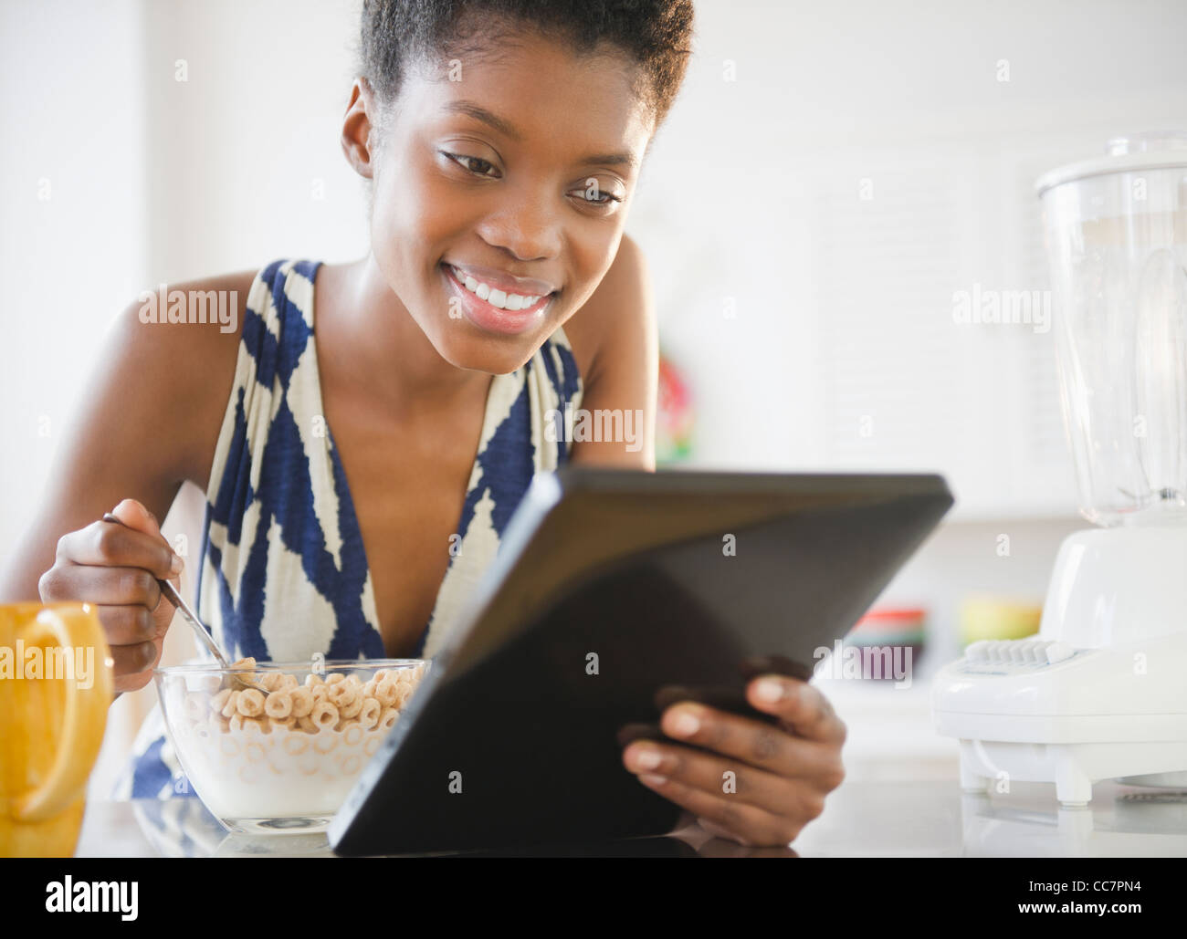 Digital tablet reading newspaper hi-res stock photography and images ...