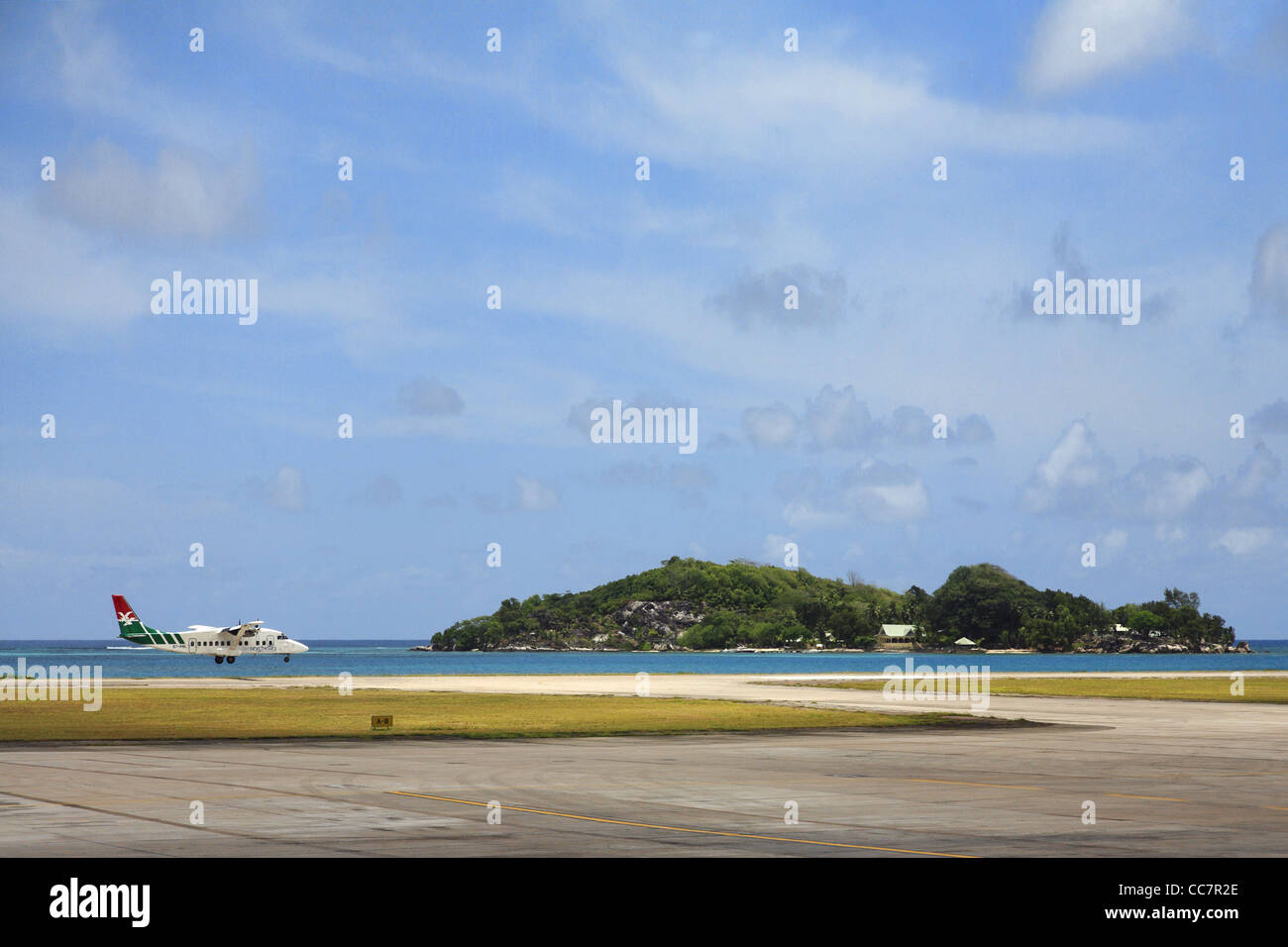 Seychelles mahe airport runway hi-res stock photography and images - Alamy