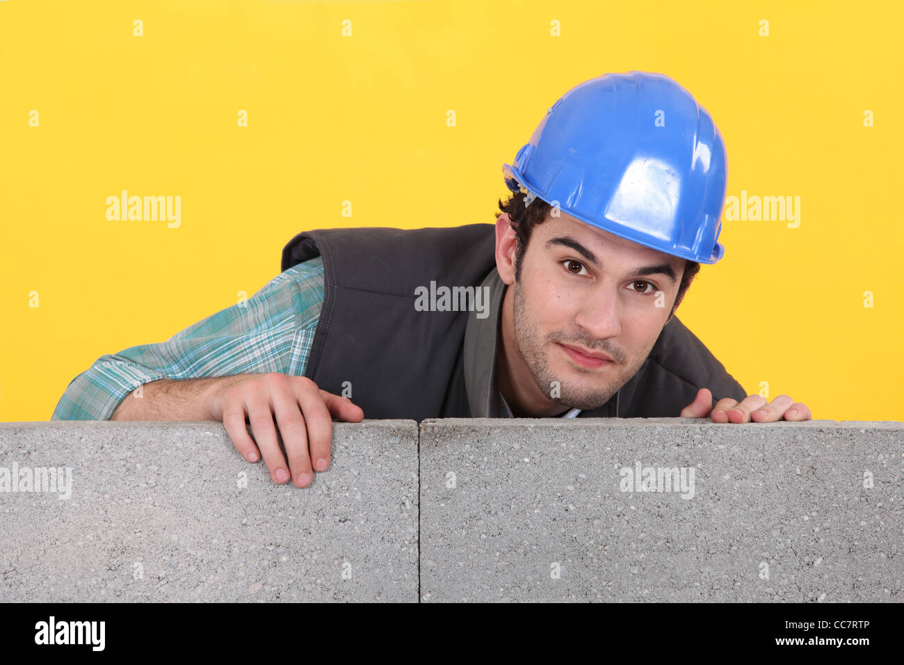 Mason making sure wall is level Stock Photo - Alamy