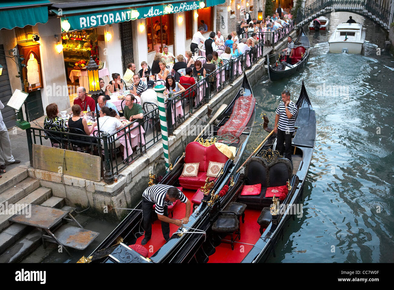 VENICE GONDOLA CANAL BUILDINGS CAFE RESTAURANT Stock Photo - Alamy