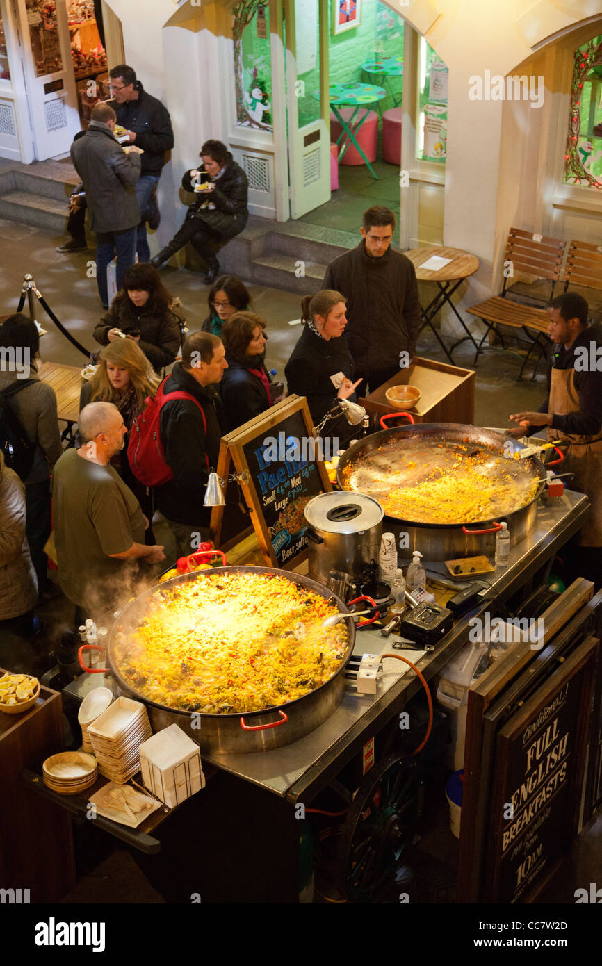 Pan cooking paella market stall hi-res stock photography and images - Alamy