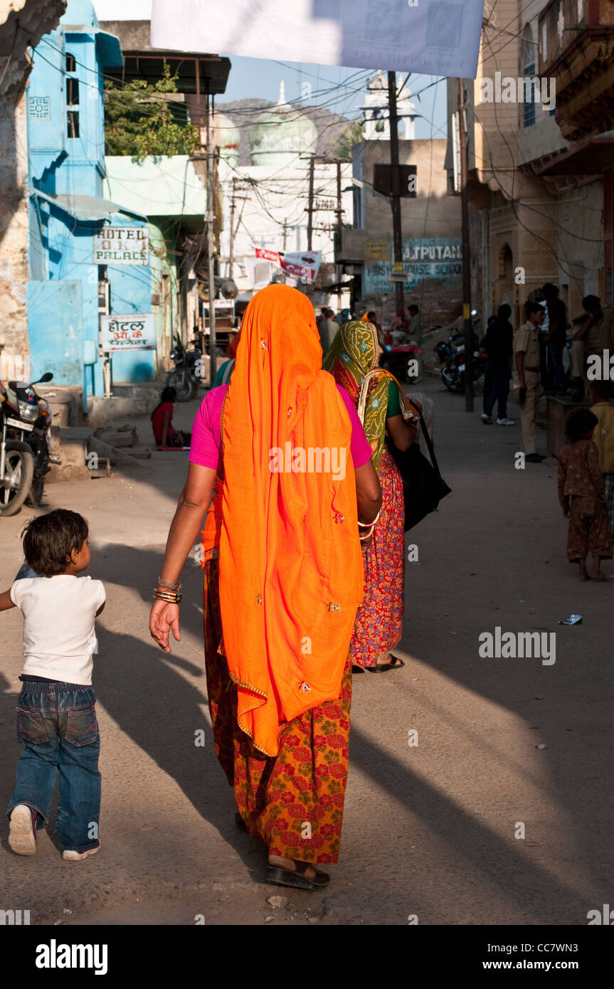 Indian woman in sari walking hi-res stock photography and images - Alamy