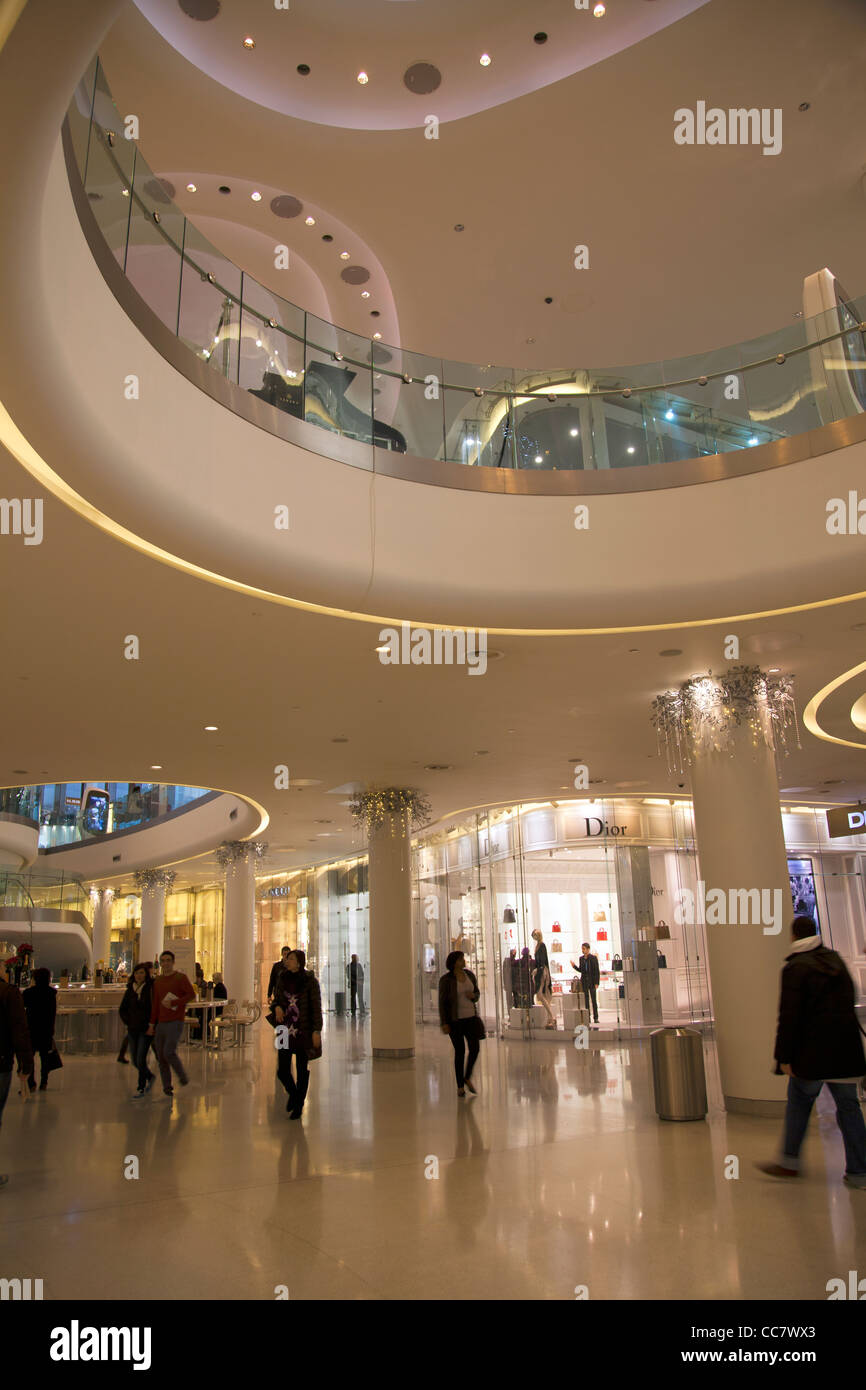 Village style shopping mall hi-res stock photography and images - Alamy