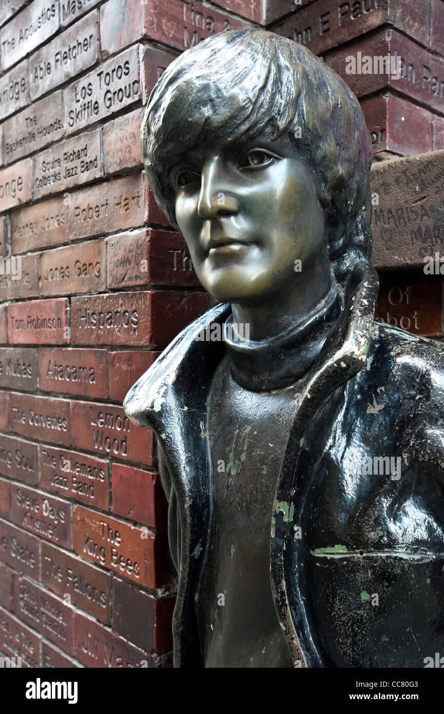 John lennon statue hi-res stock photography and images - Alamy