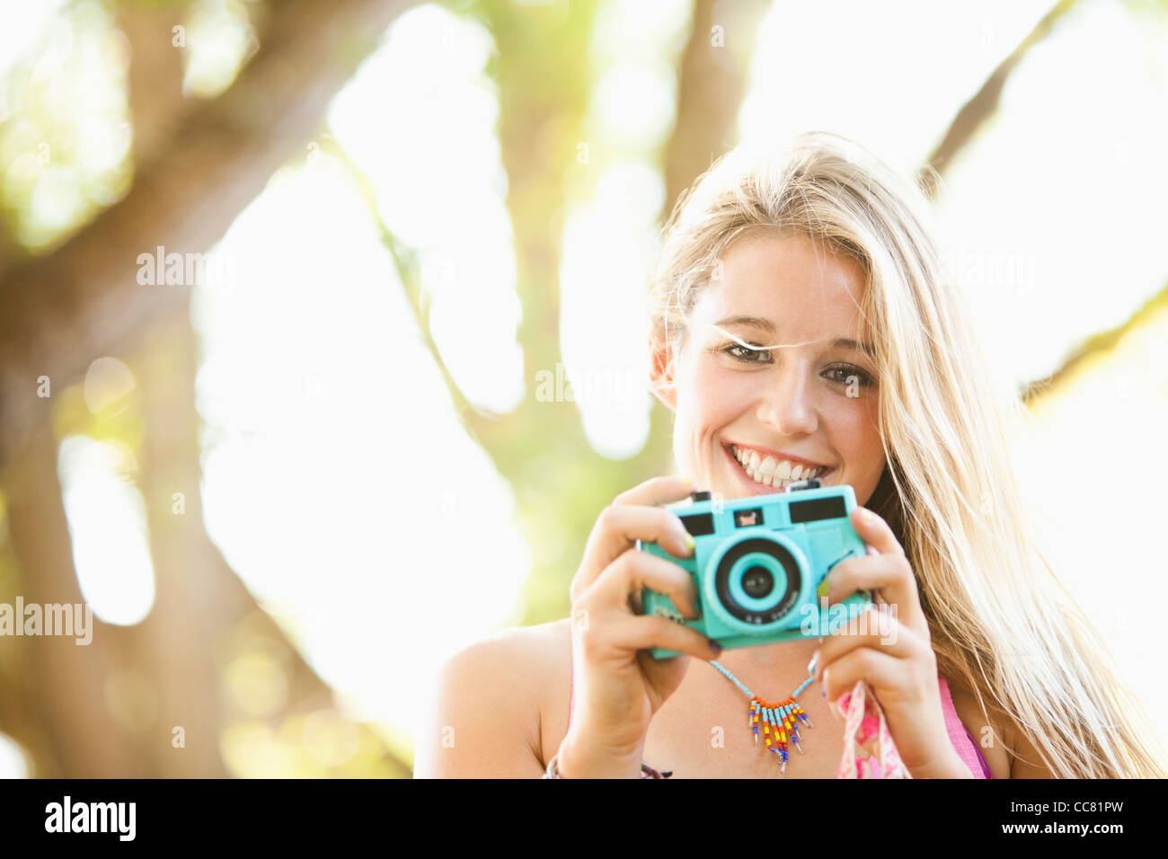 Woman taking photographs outdoors hi-res stock photography and images ...
