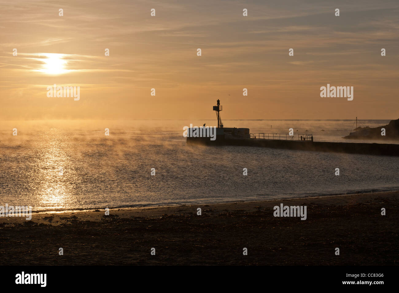LOOE, BANJO PIER, MISTY, EAST LOOE, CORNWALL, GREAT BRITAIN Stock Photo ...